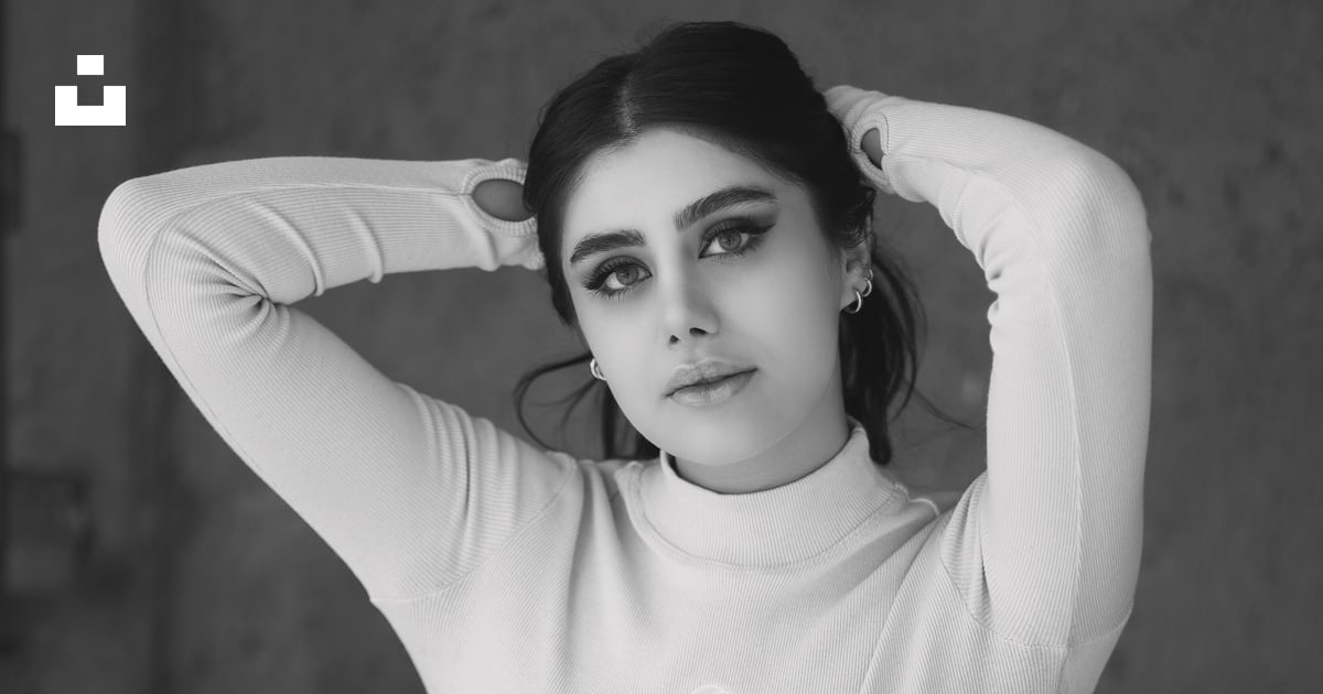 Foto Una Foto En Blanco Y Negro De Una Mujer Con Las Manos En La Cabeza