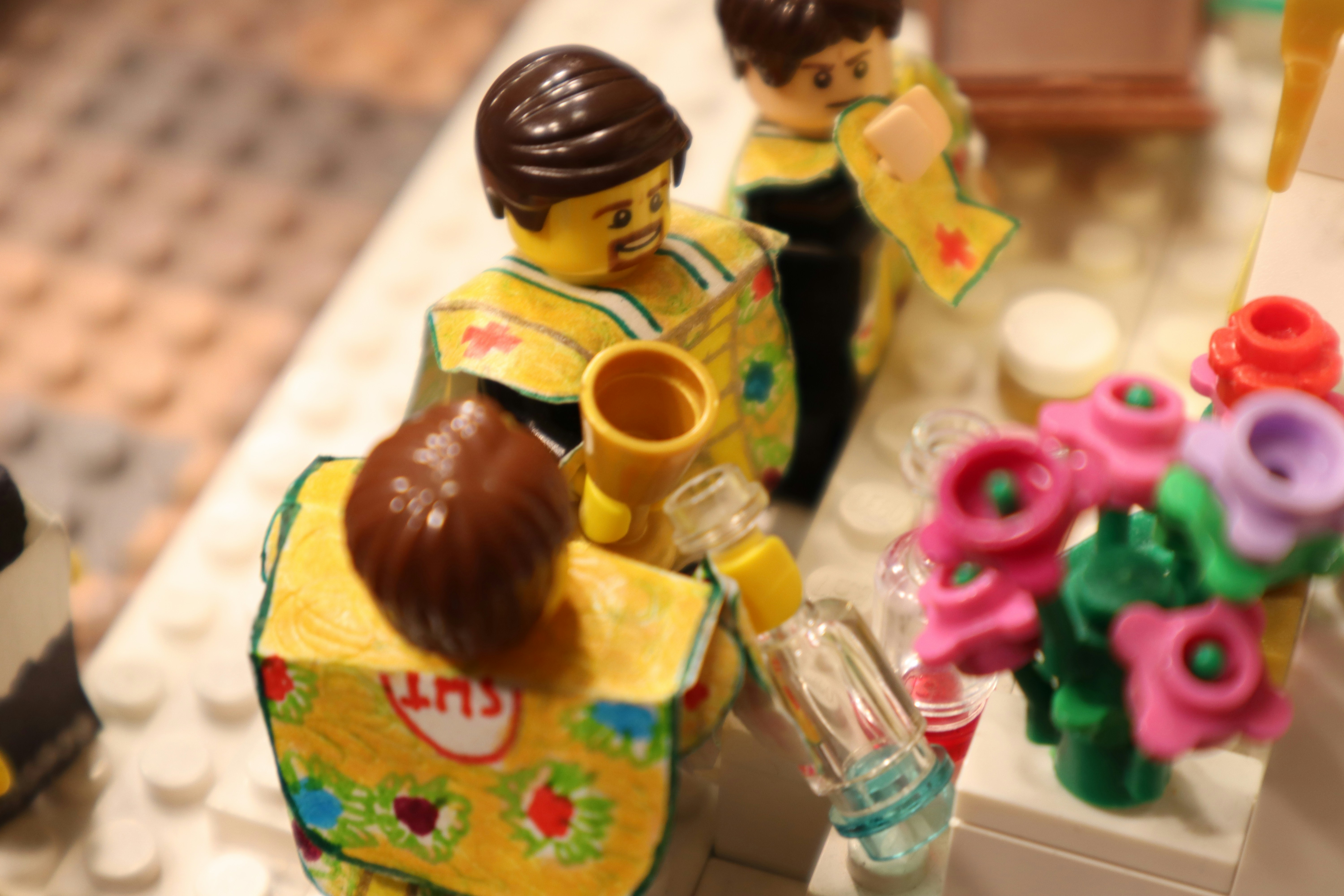 Una figura de Lego de dos personas sentadas en un banco foto – Imagen ...