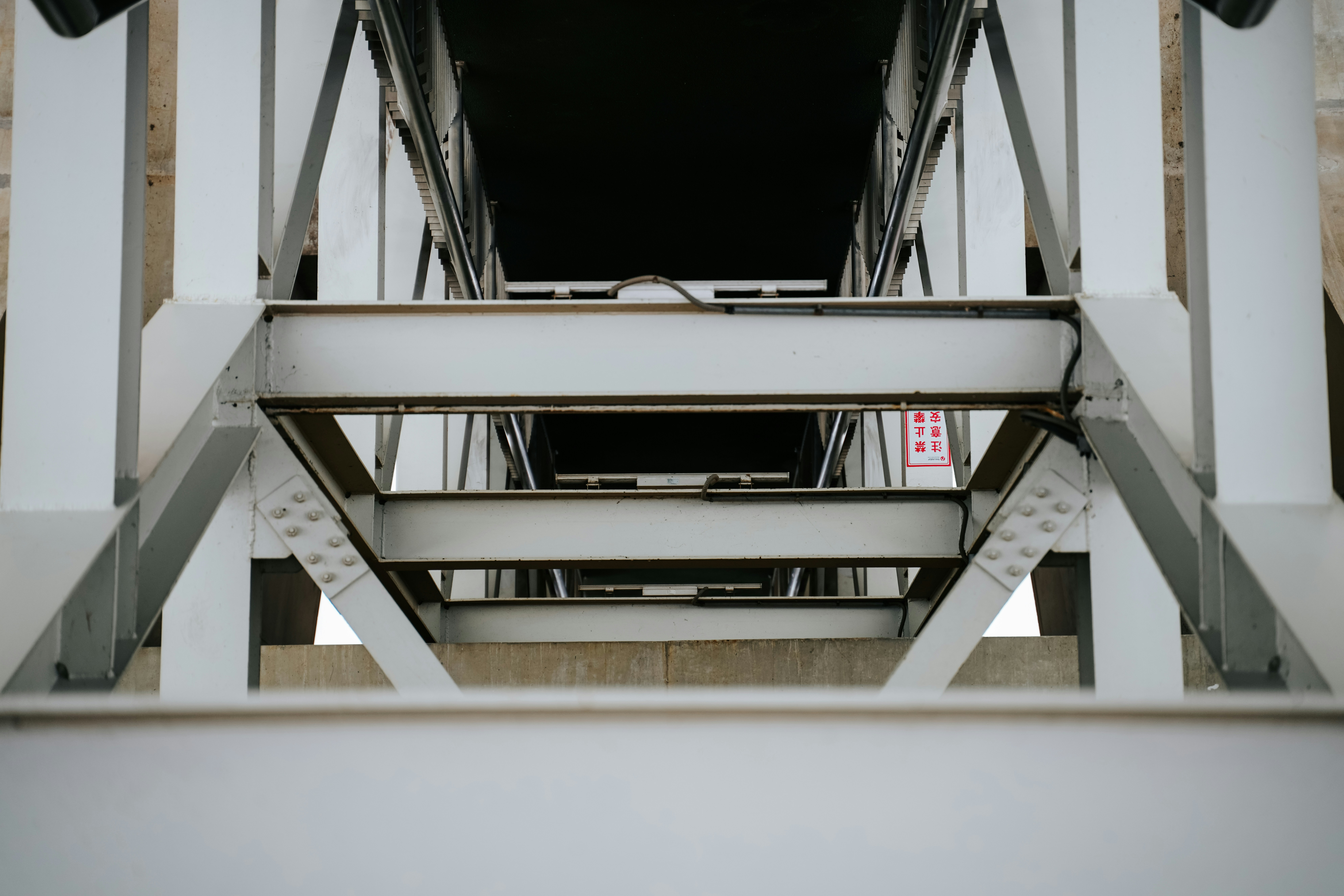 Foto zum Thema Eine weiße Metallstruktur mit einem roten Schild darauf ...