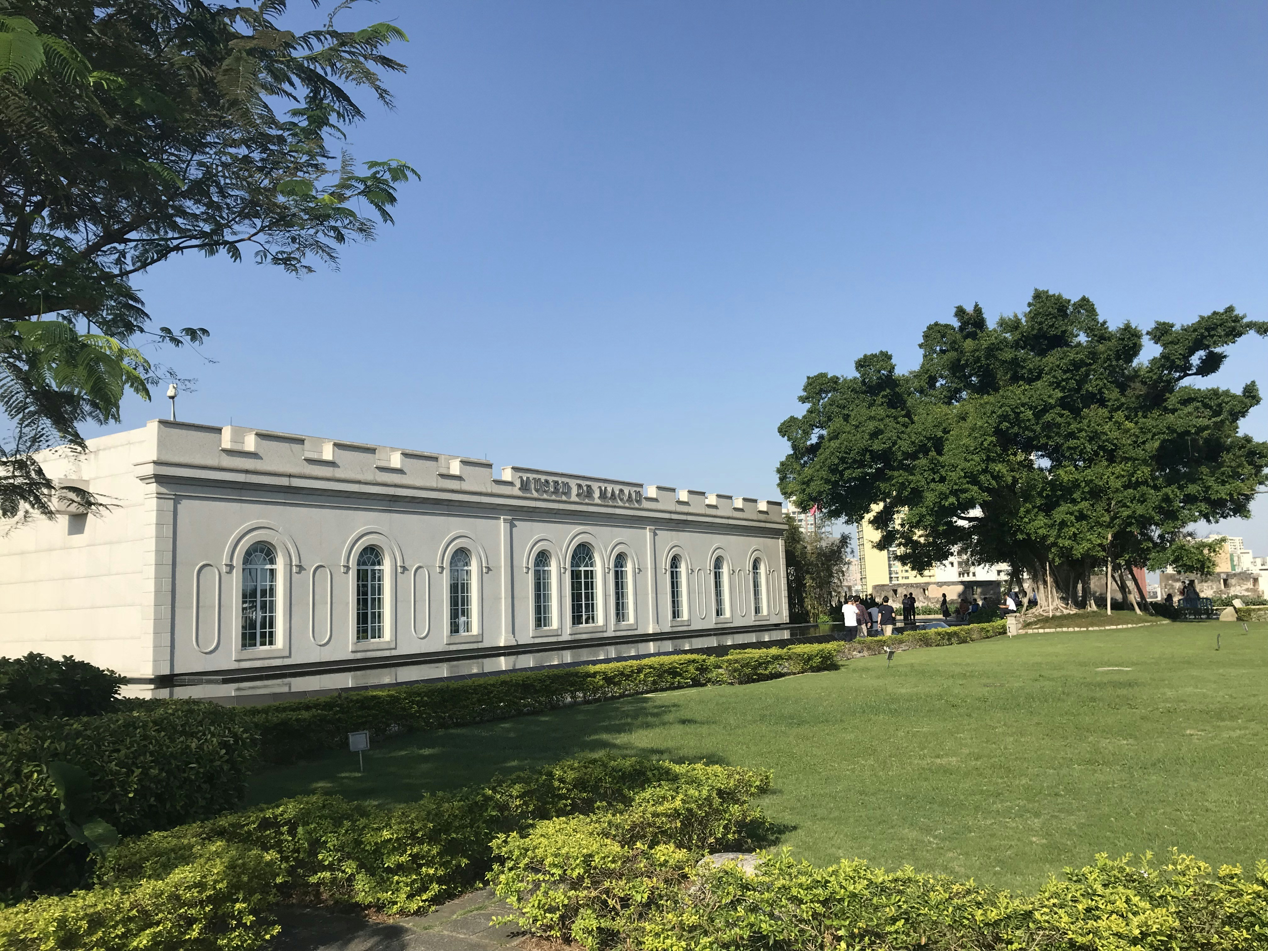 A building with a lawn in front of it photo – Free Plant Image on Unsplash
