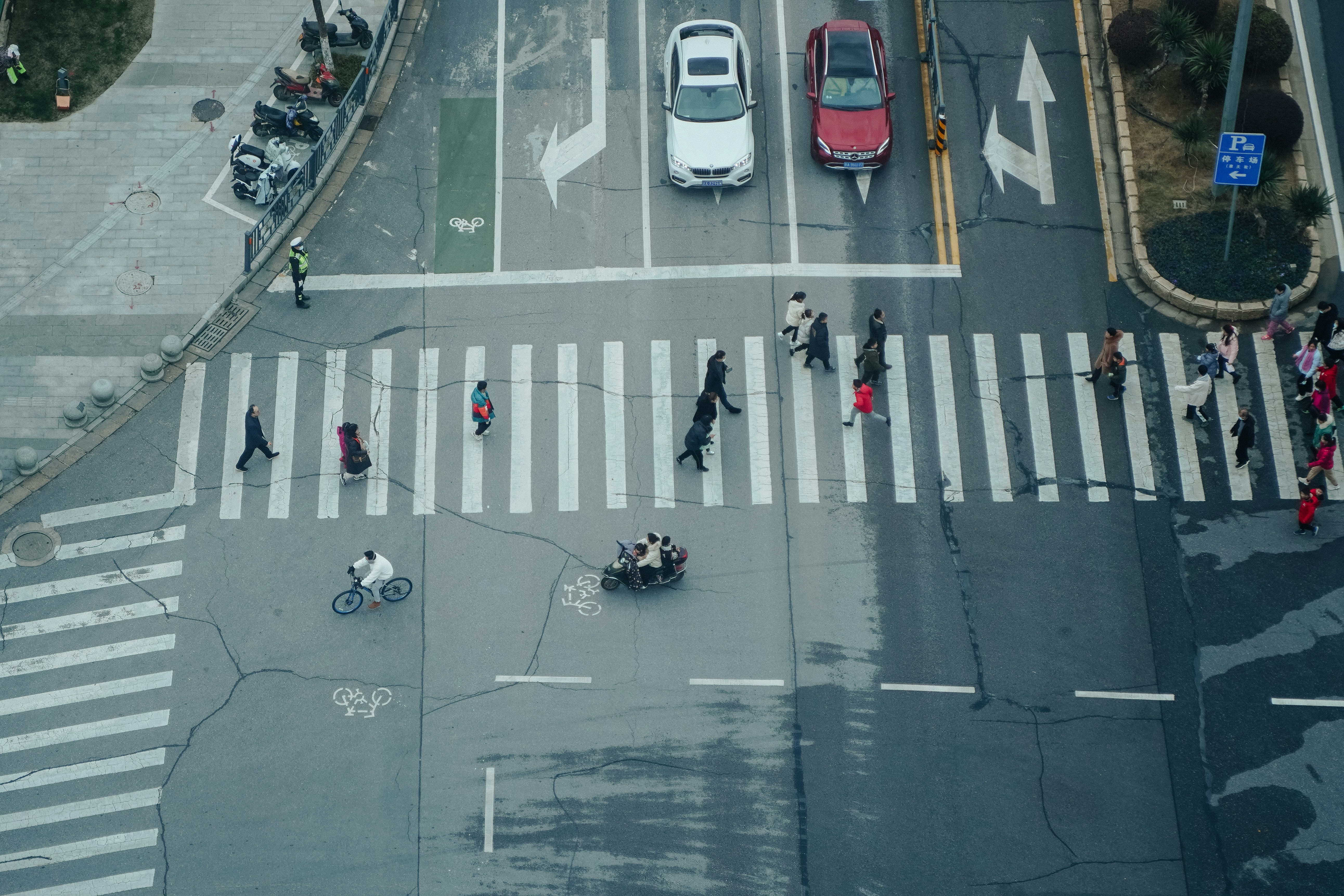 A group of people crossing a street at an intersection photo – Free ...