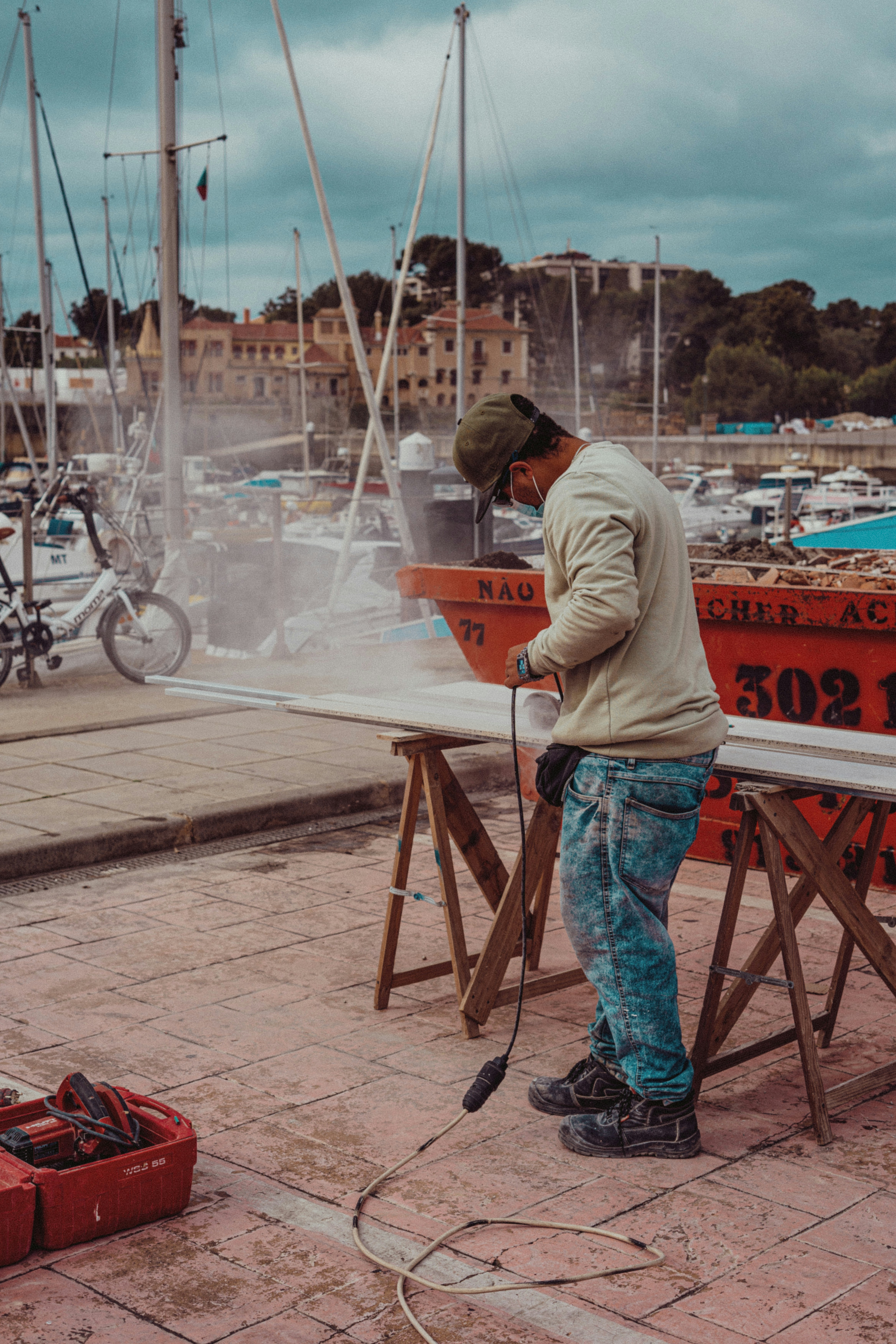 Foto Un hombre lijando un barco en un muelle – Imagen Constructor ...