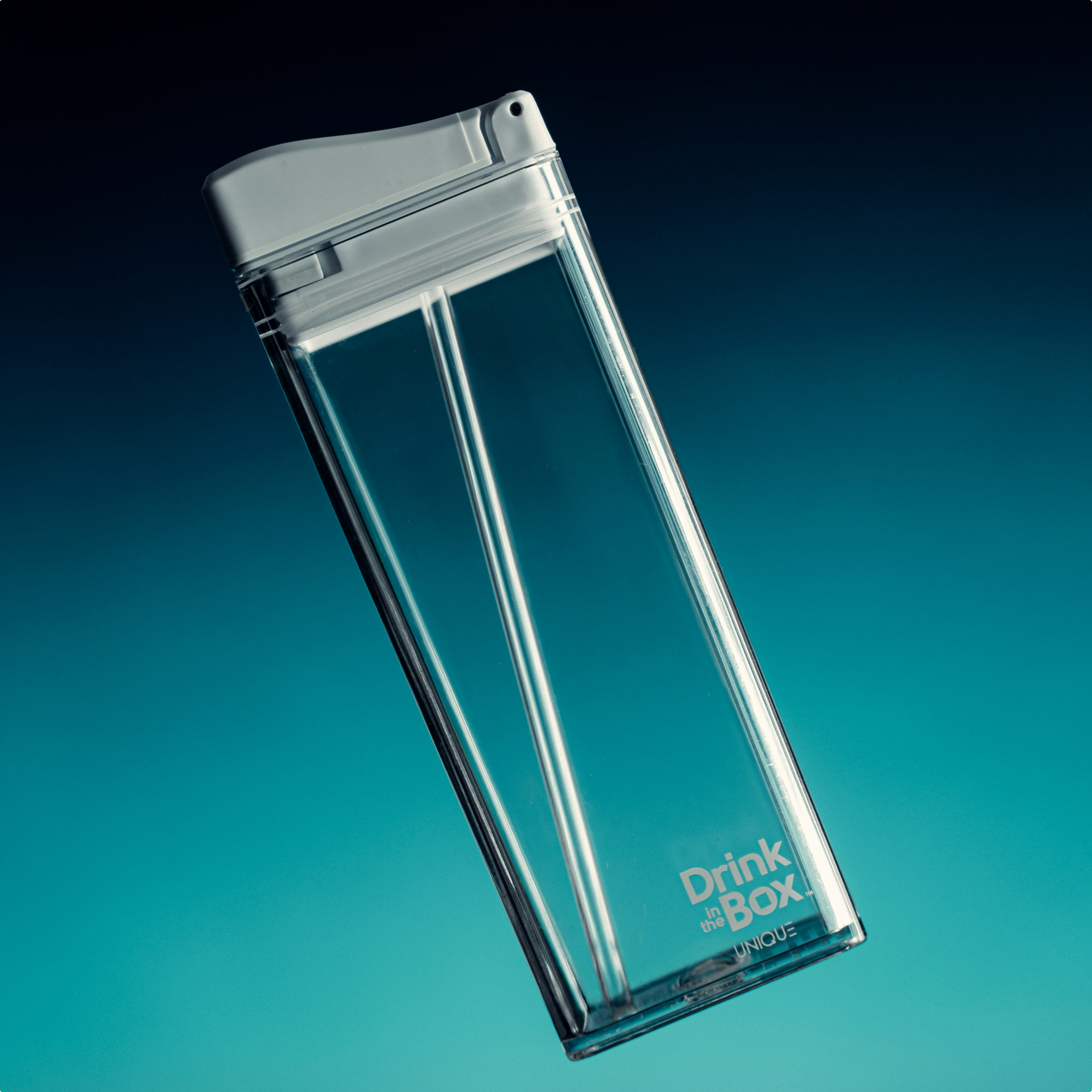 Une boisson dans un verre avec une paille qui en sort photo – Photo ...