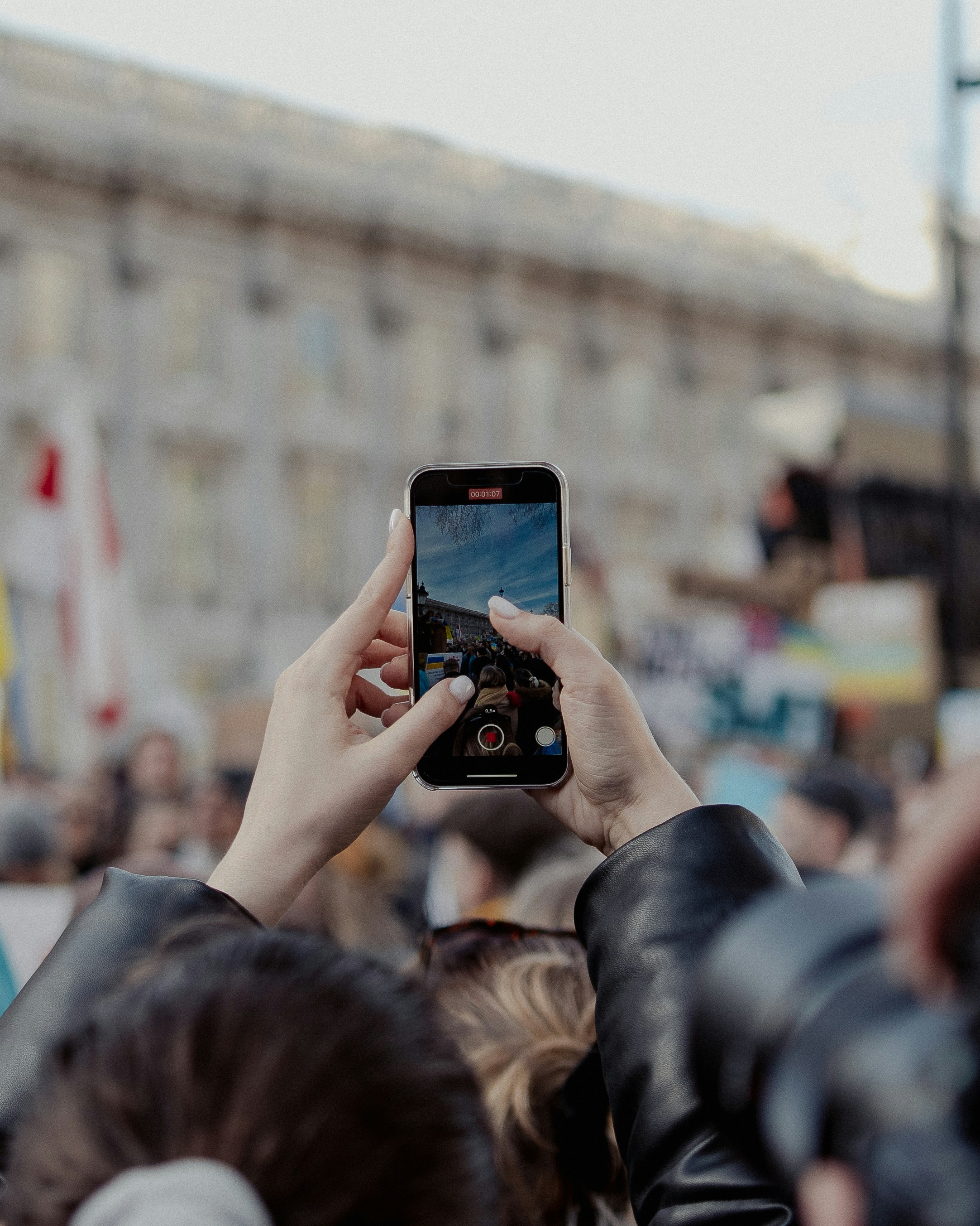 Foto Una persona tomando una foto con un teléfono celular – Imagen ...