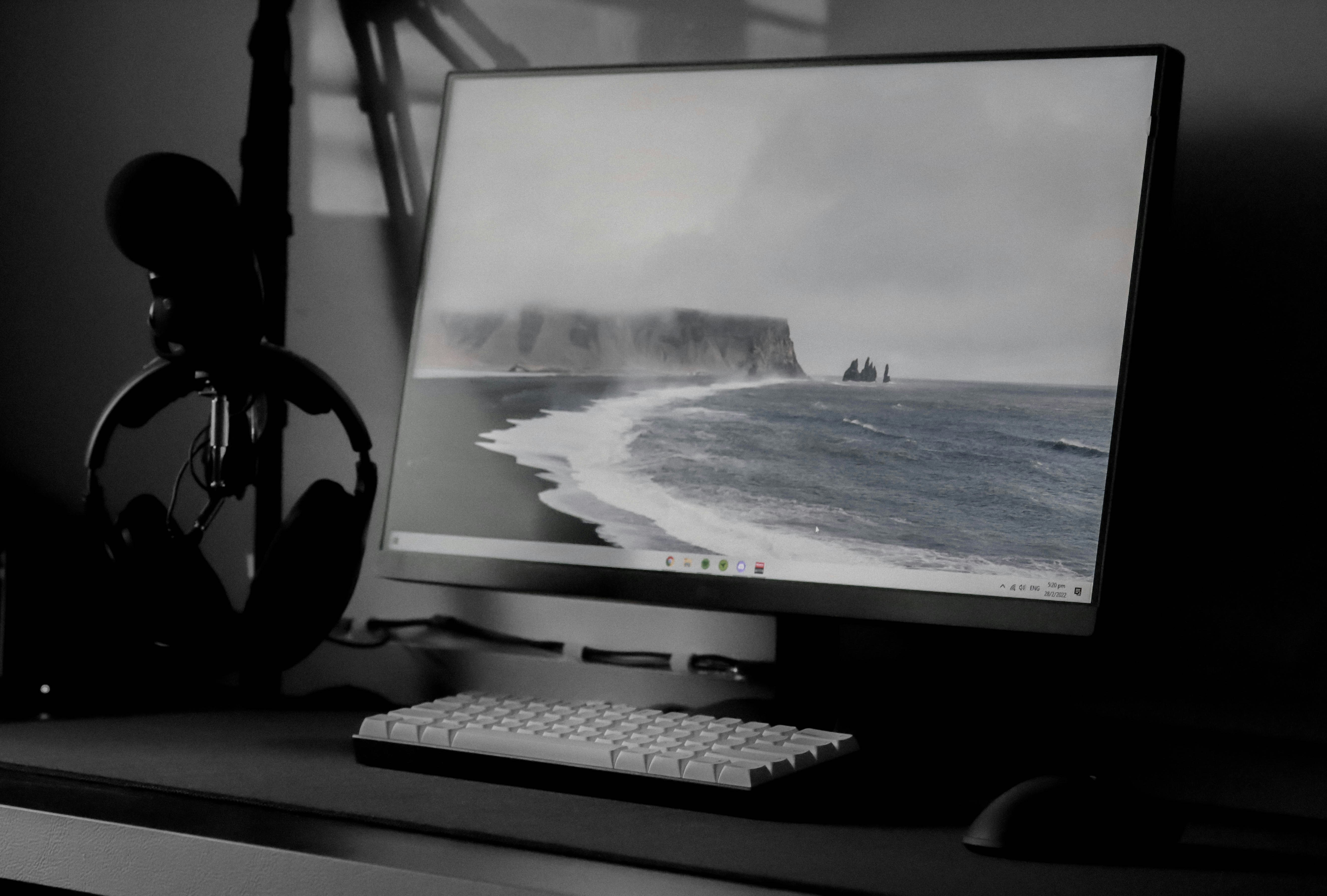 A computer monitor sitting on top of a desk photo – Free Computer ...
