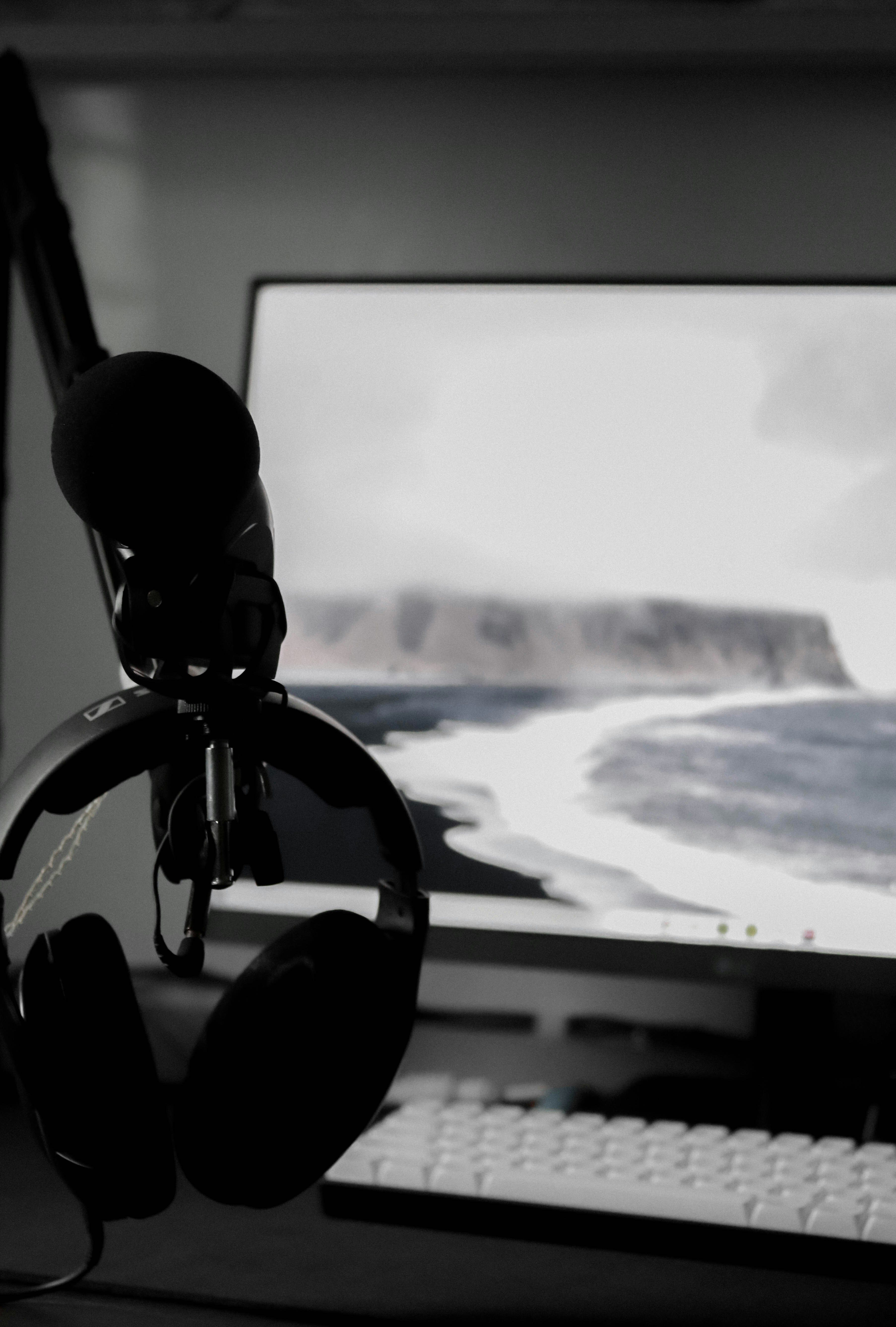 Foto Un monitor de computadora sentado encima de un escritorio – Imagen ...