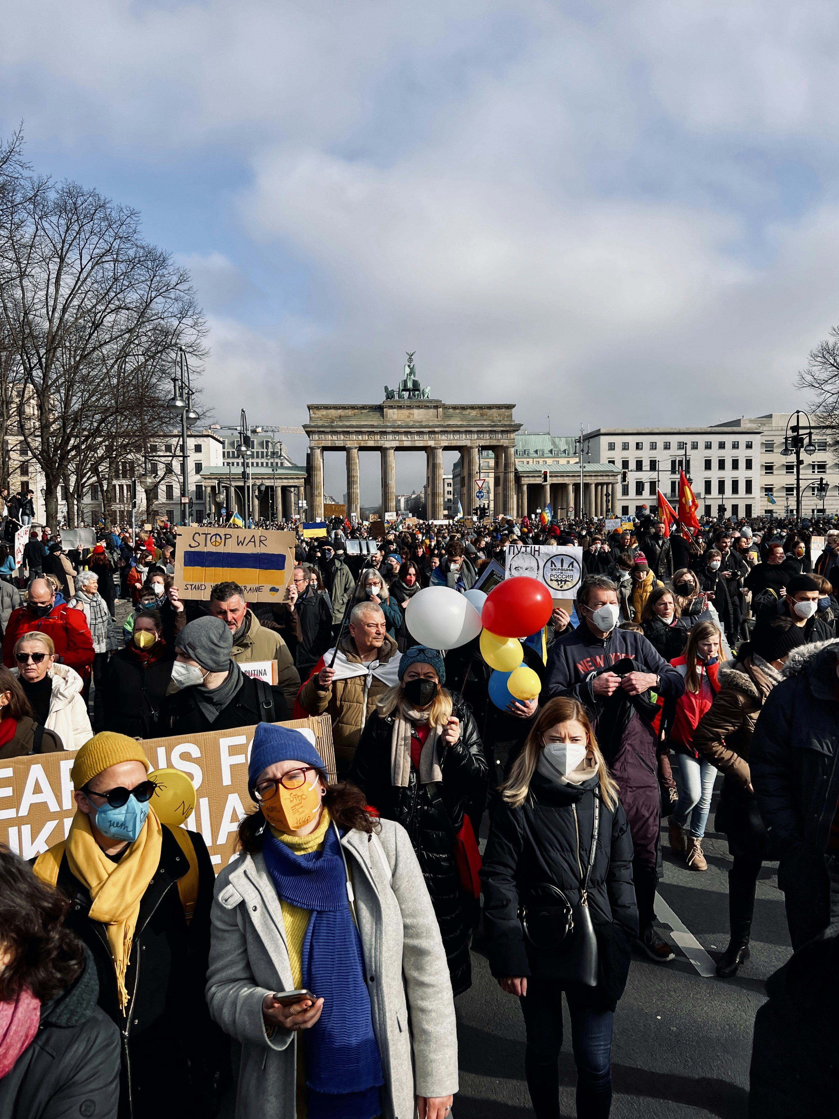 Brandenburg Gate Rally: Balloons, Banners, and a Living Sea of Protesters