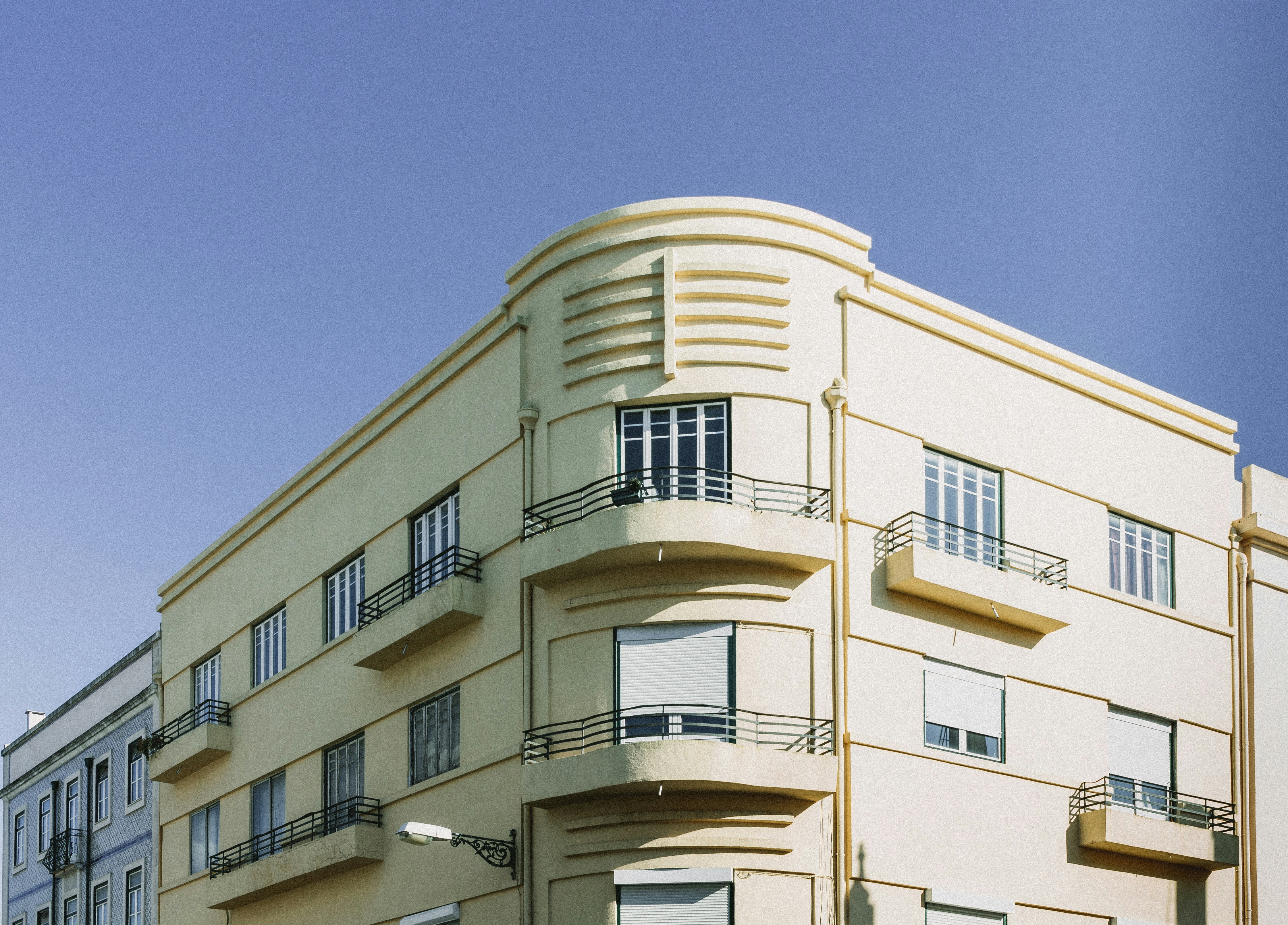 Foto Un edificio alto con balcones y balcones en los balcones – Imagen Lisboa gratis en Unsplash