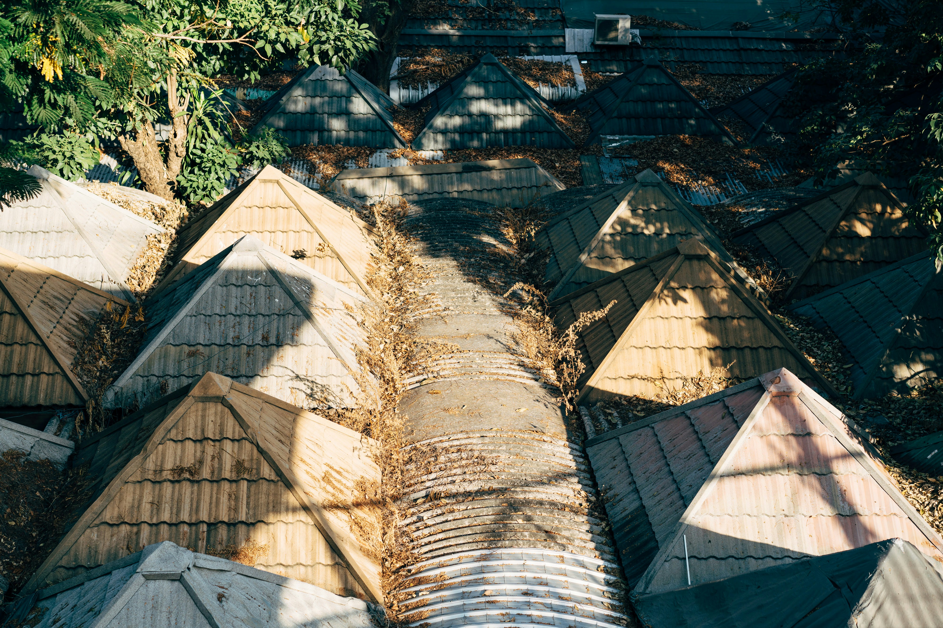 An aerial view of a group of huts photo – Free Bangkok Image on Unsplash