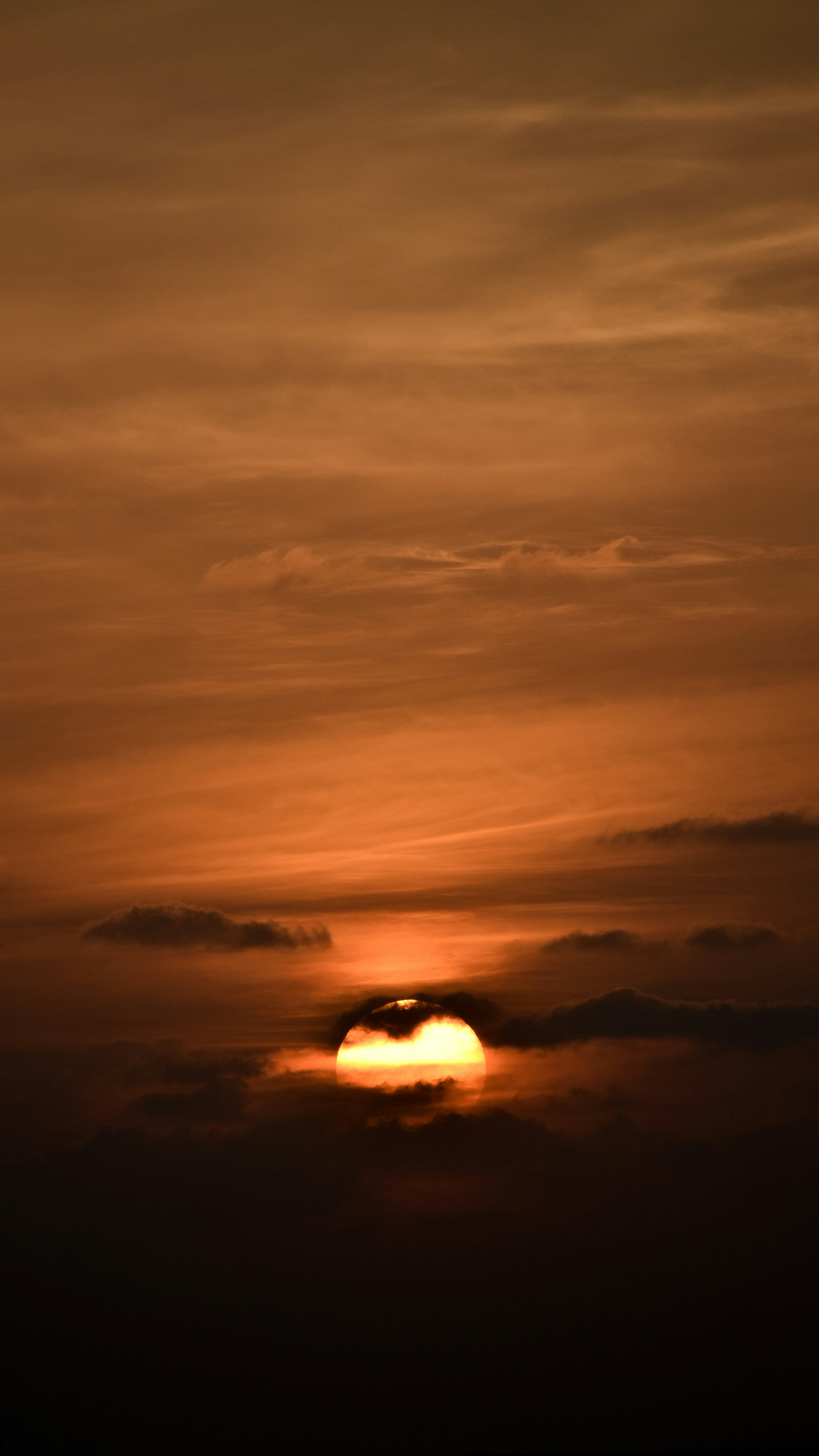 Foto Um avião voando no céu com o sol no fundo – Imagem de Maldivas ...