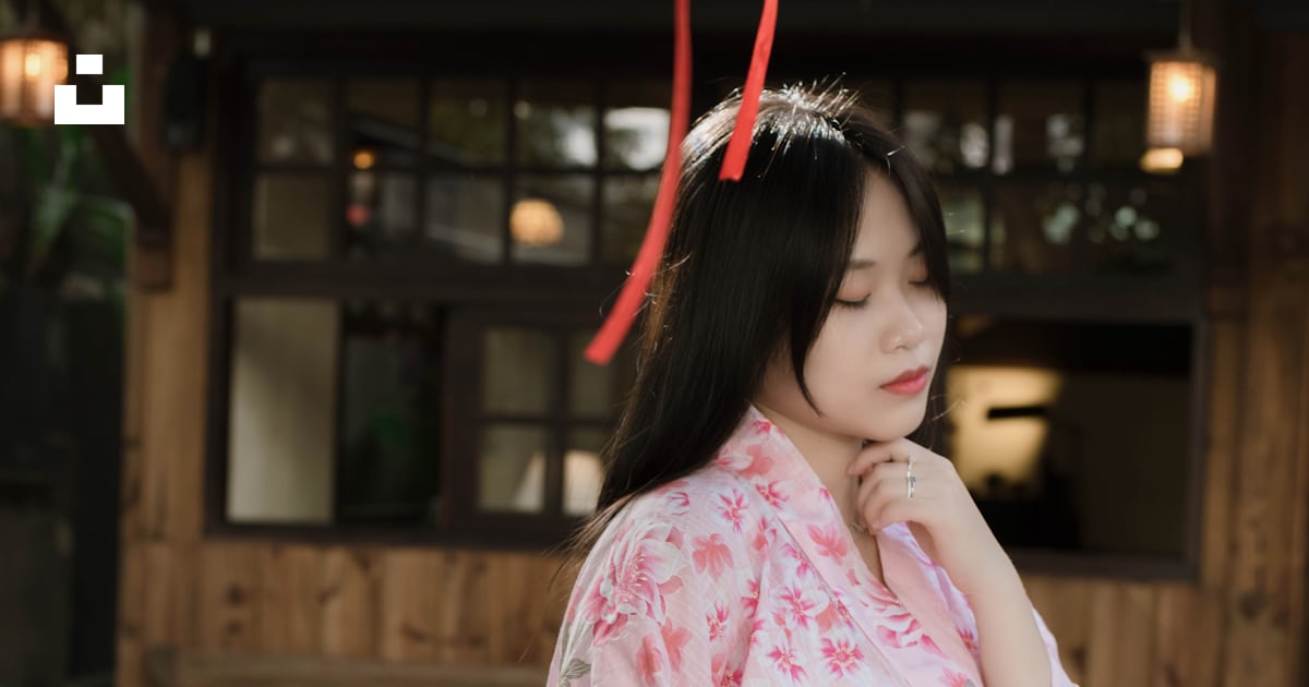 분홍색 기모노를 입은 여자가 나무 아래에 서 있다 사진 Unsplash의 무료 유카 타 이미지