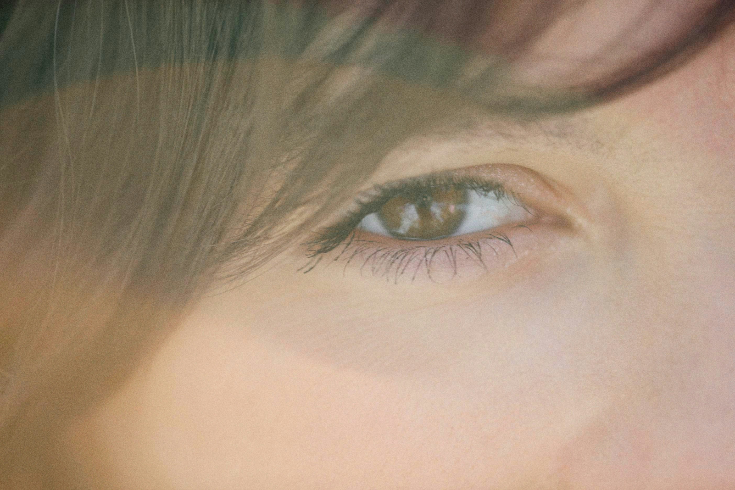 A close up of a person's eye with a blurry background photo – Free ...