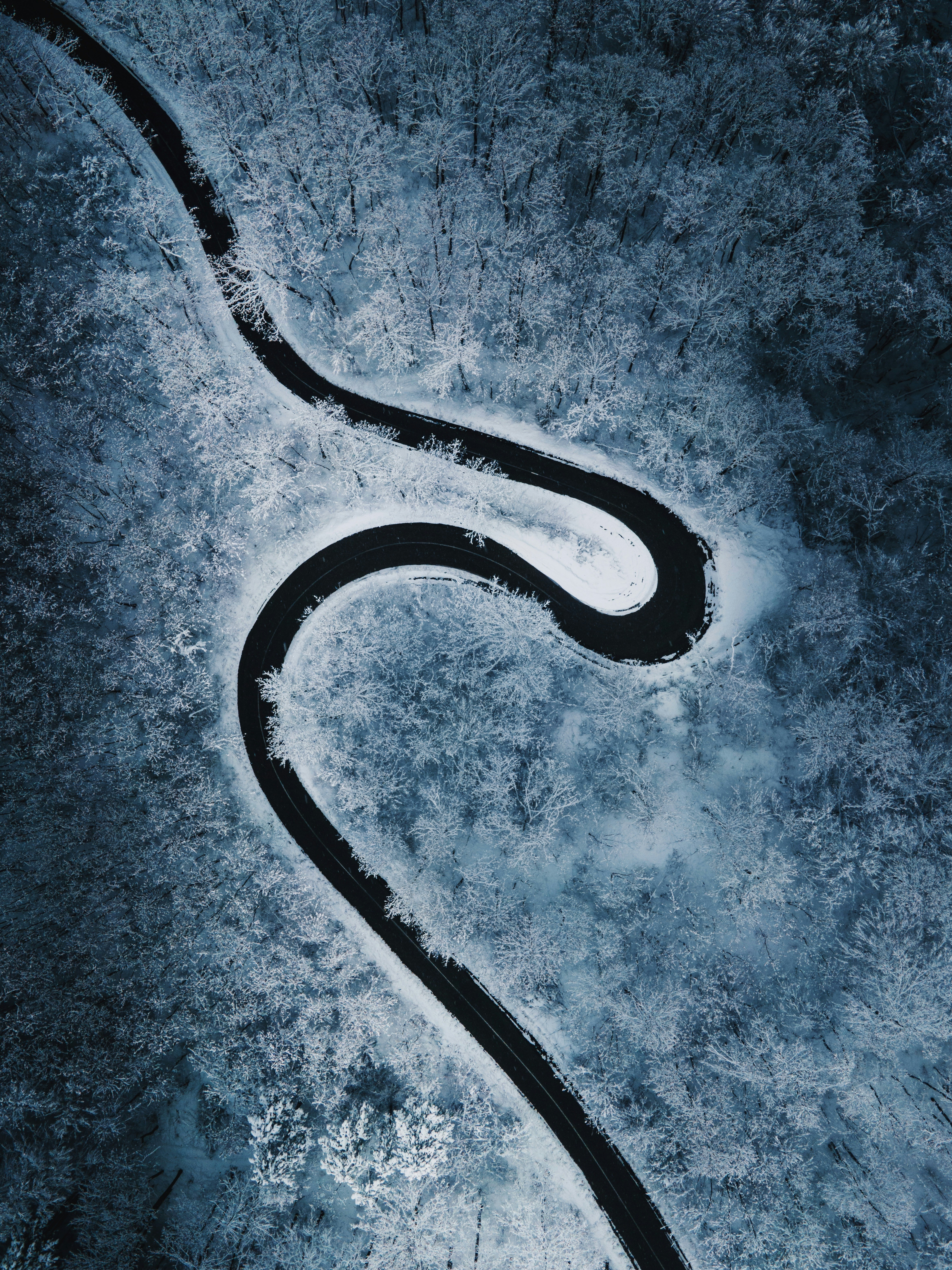 Une route sinueuse au milieu d’un champ enneigé photo – Photo Gris ...