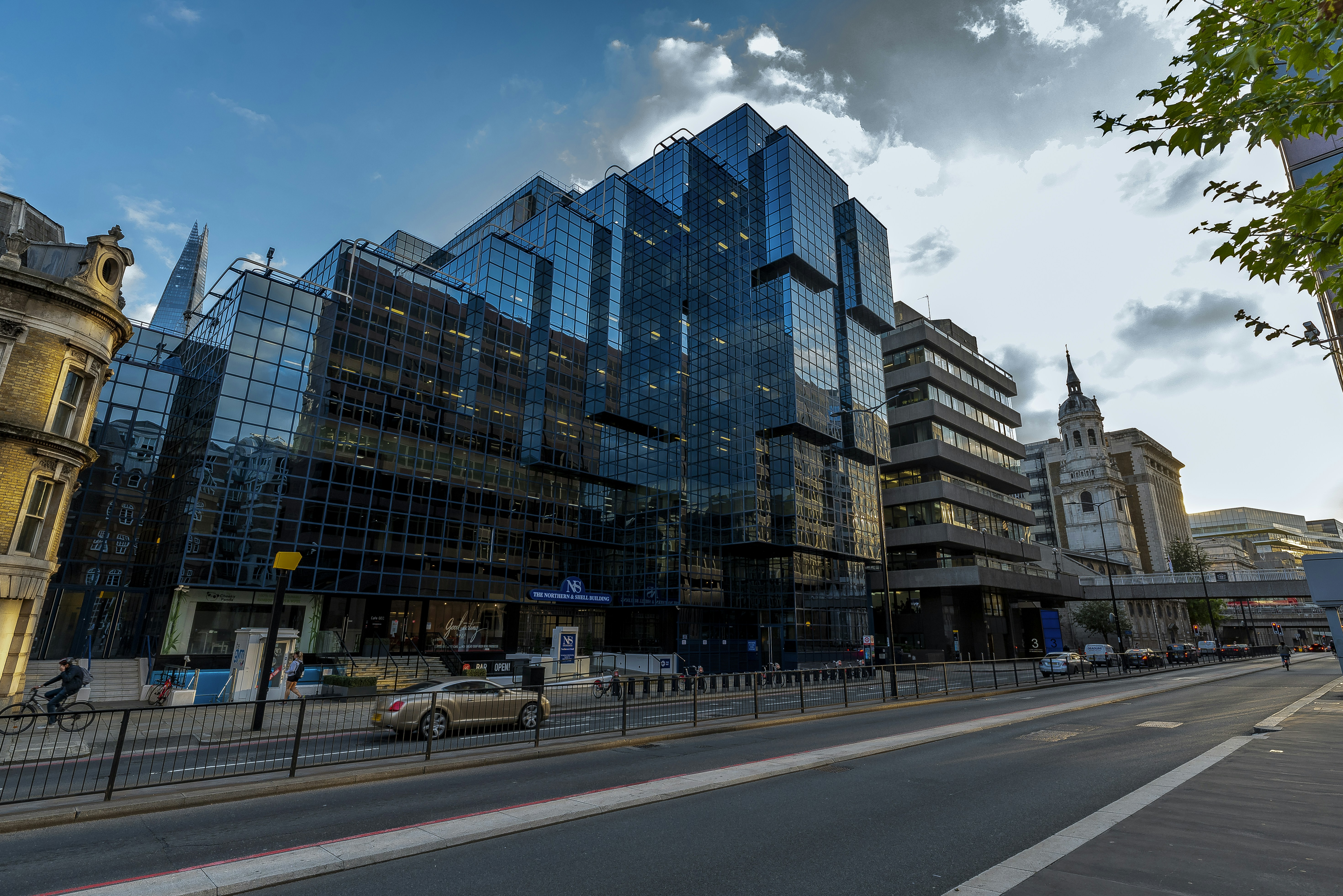 Foto Una calle de la ciudad con un montón de edificios altos – Imagen ...