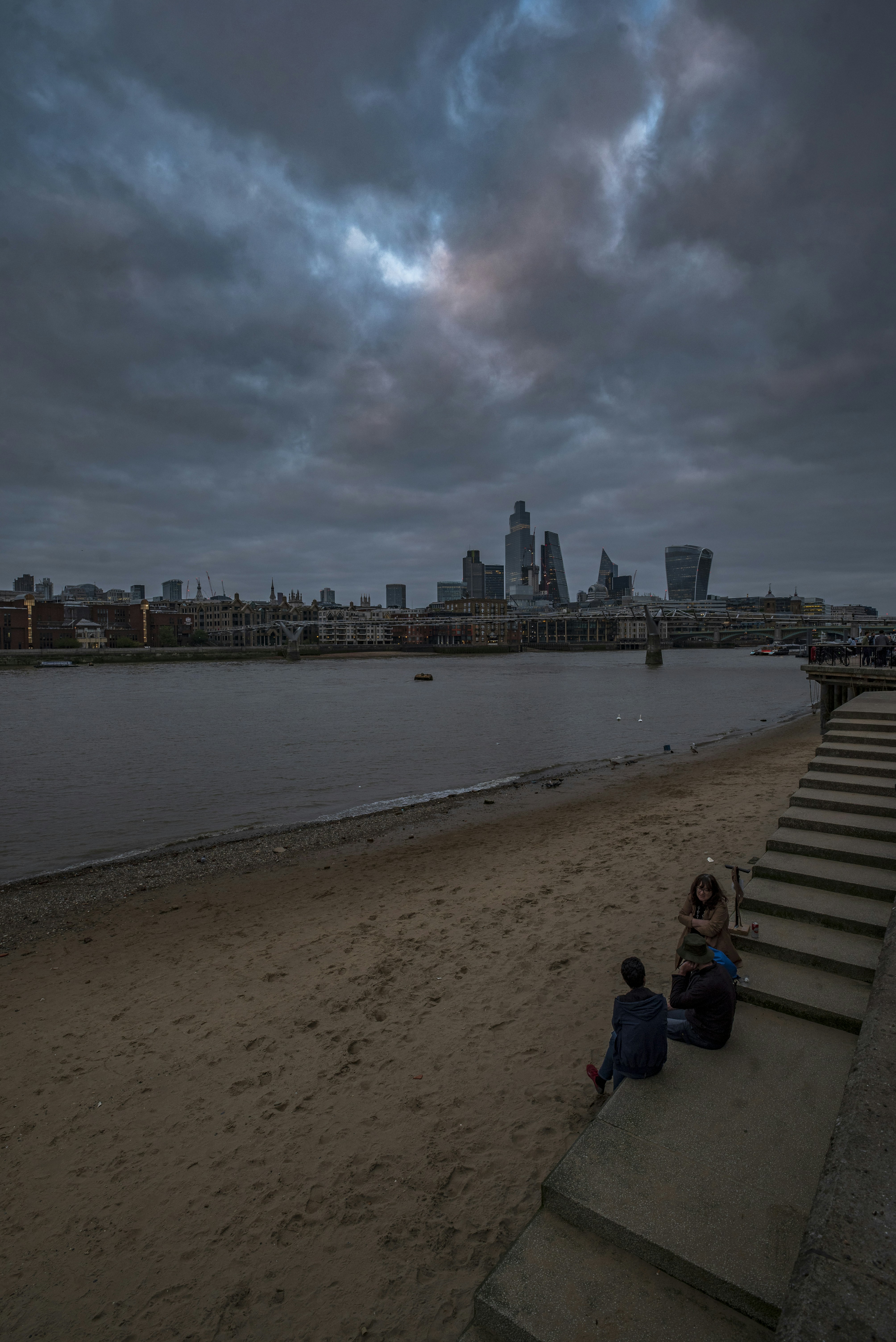 Urban Edge by the Thames: Evening Conversations on the Sand