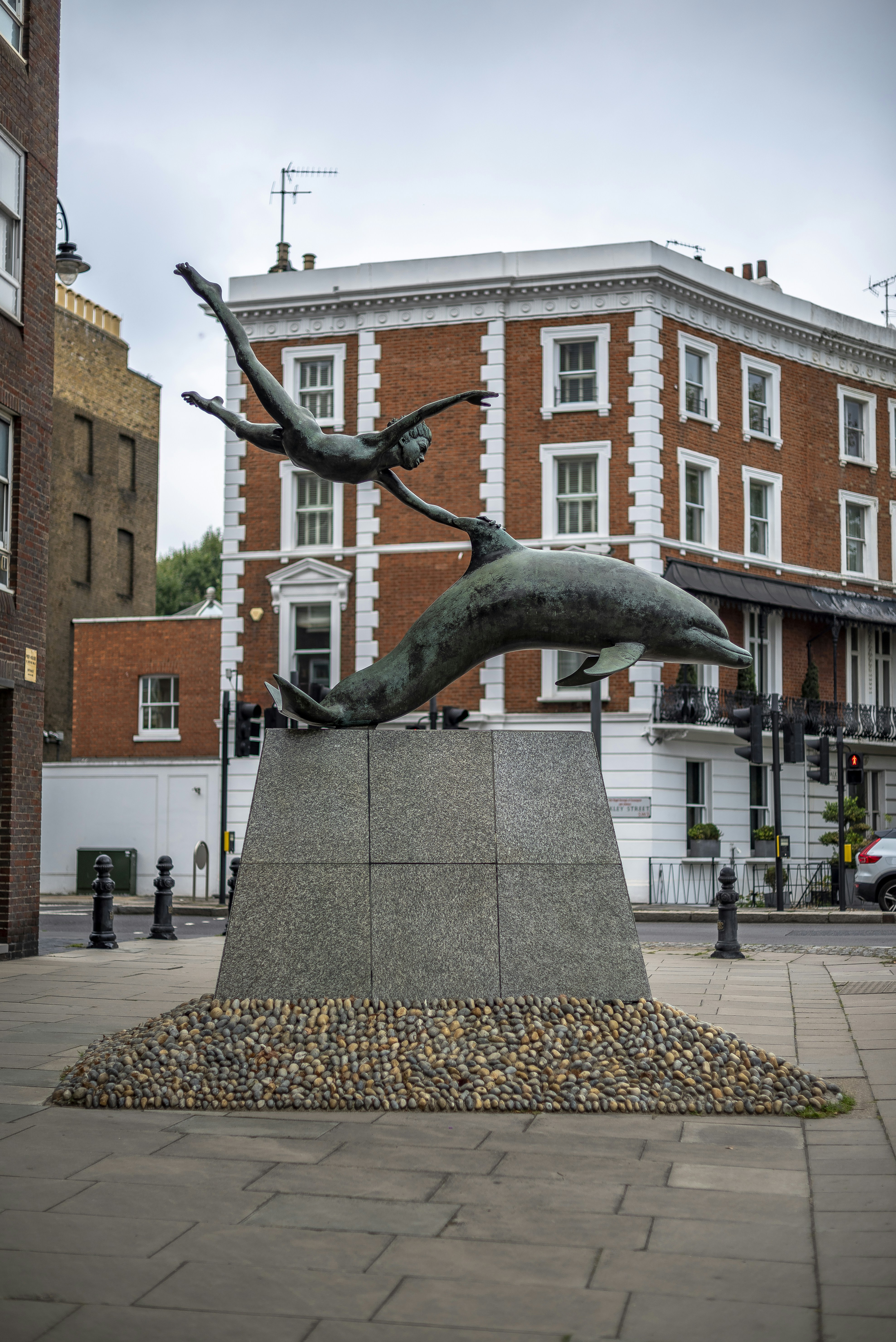 Dancing Metal: Aeriform Sculptures over a Stony Pedestal