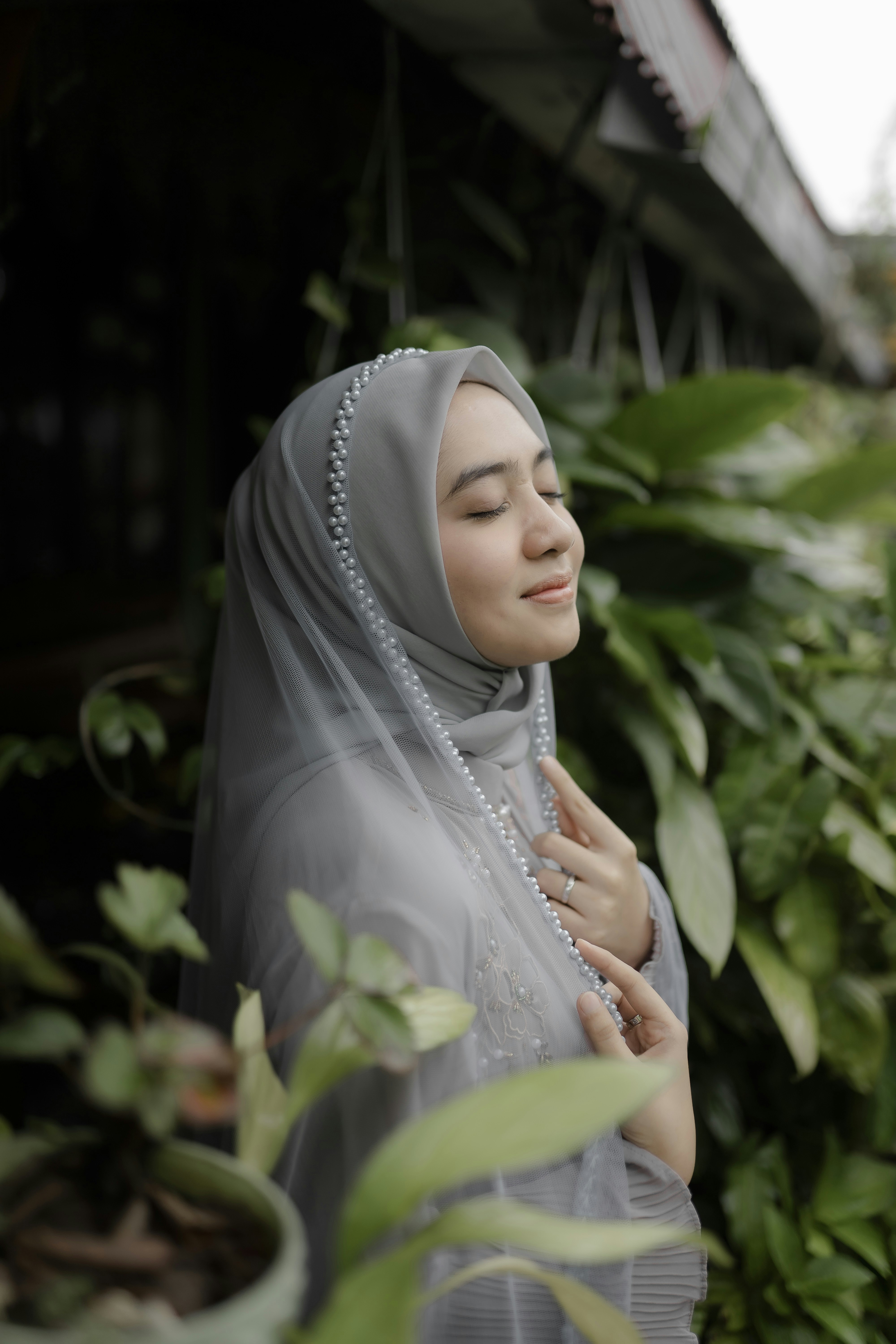 Foto Una persona sosteniendo un plátano – Imagen Indonesia gratis en Unsplash