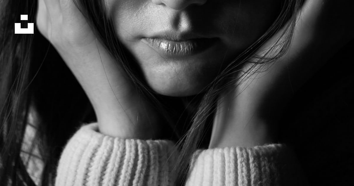 Una Foto En Blanco Y Negro De Una Mujer Con Las Manos En La Cabeza Foto