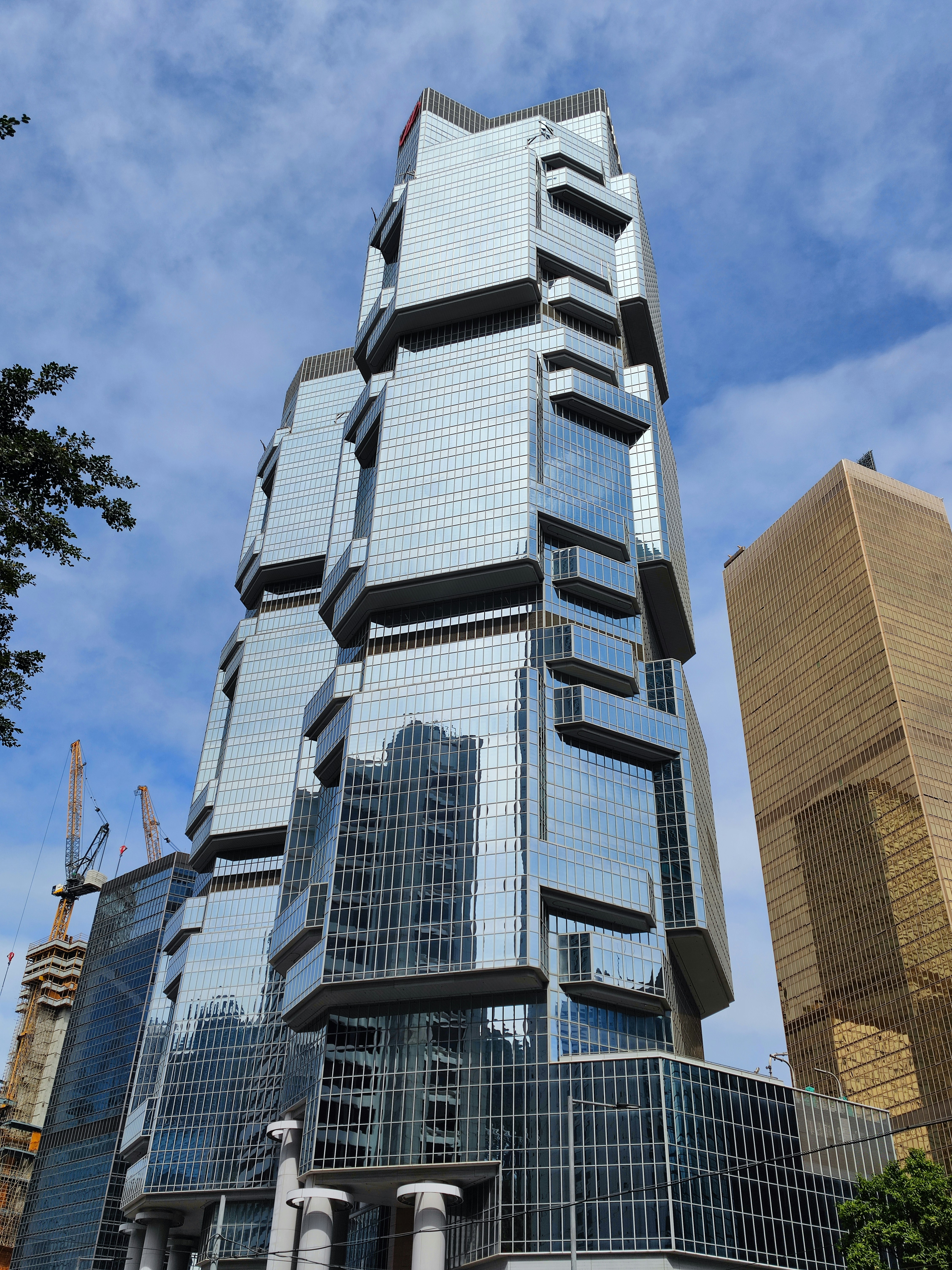 Un edificio muy alto con muchas ventanas foto – Imagen de Arquitectura modernista gratuita en ...