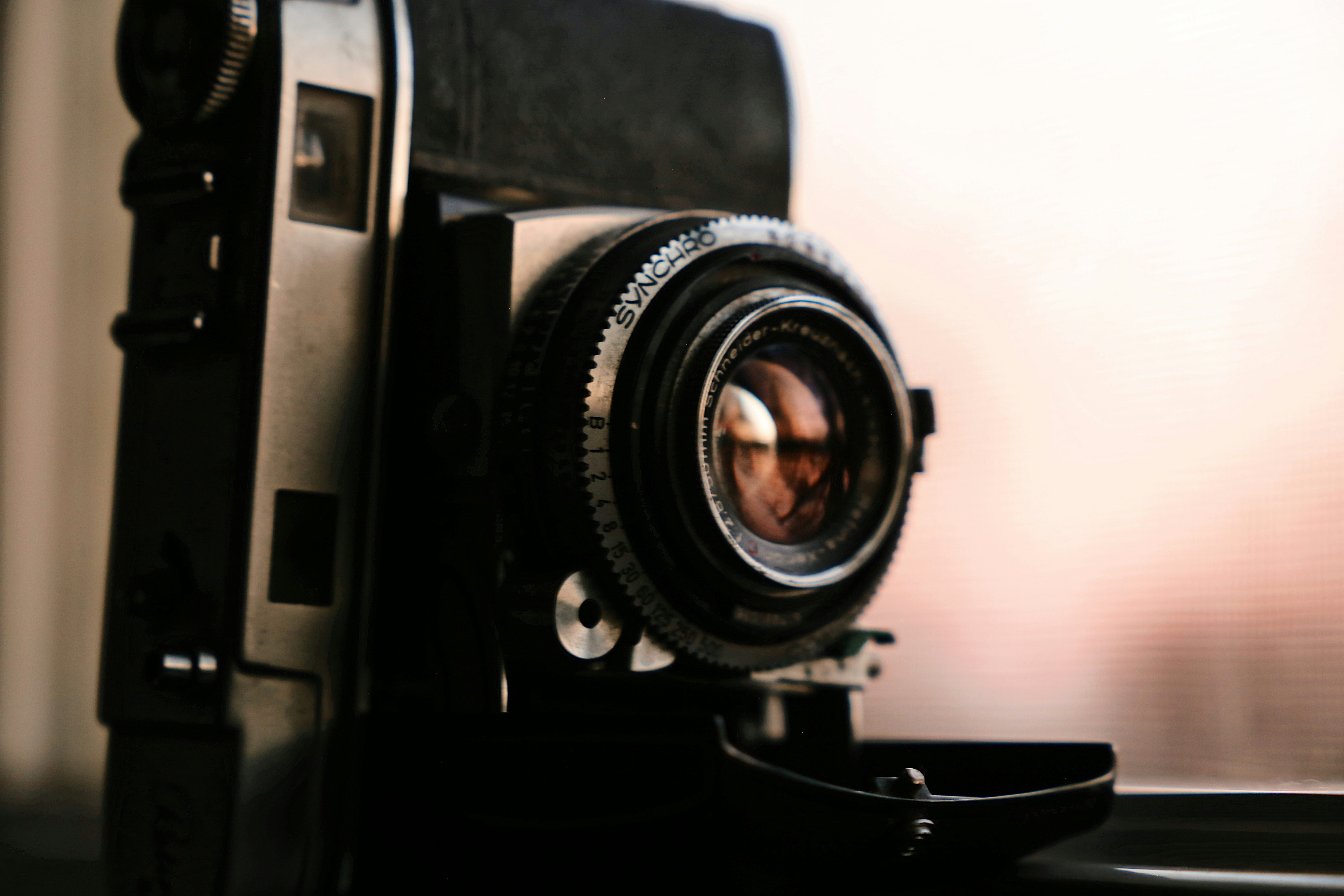 Gros plan d’une caméra avec un arrière-plan flou photo – Photo 카메라 ...