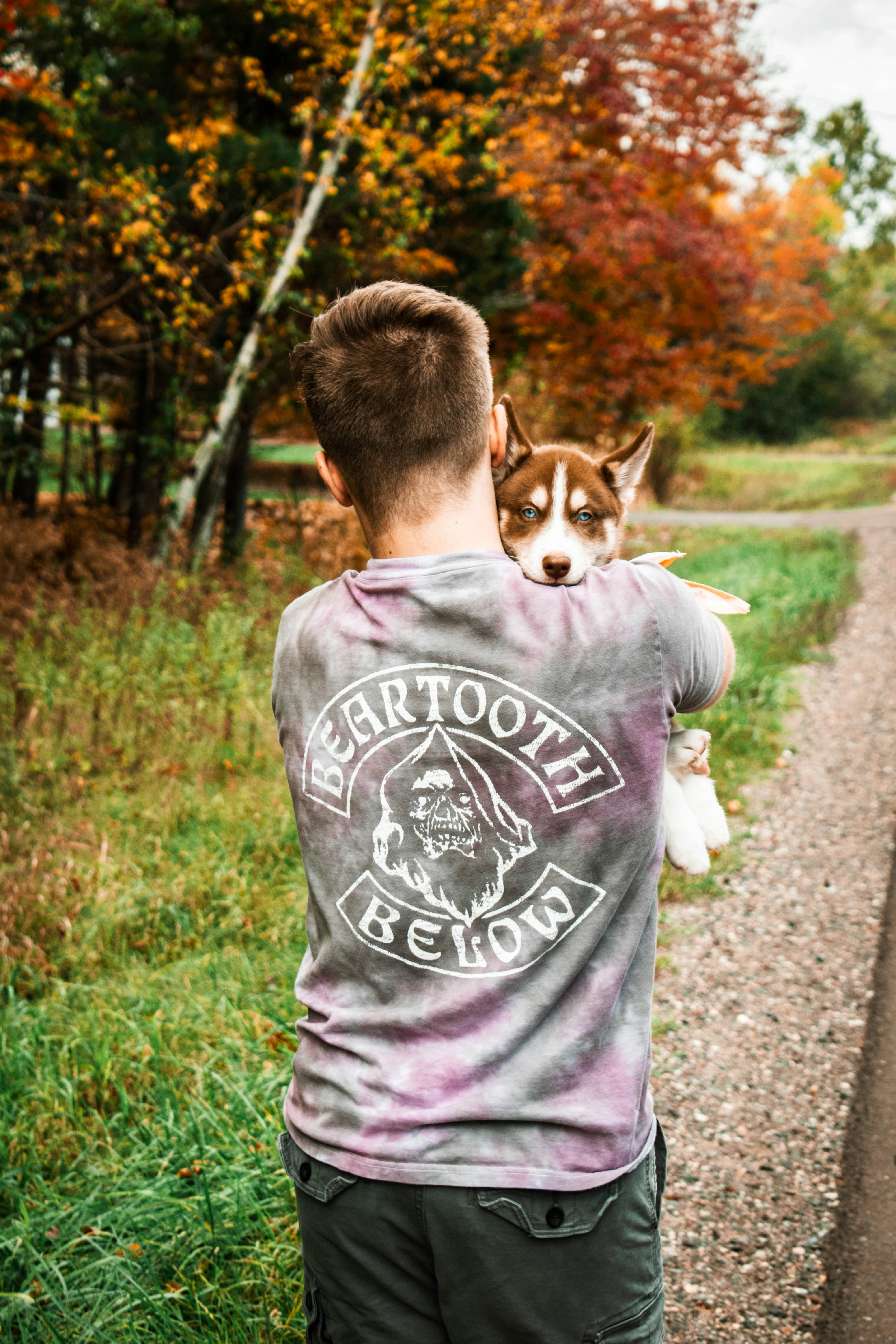 A man carrying a dog on his back photo – Free Chassell Image on Unsplash