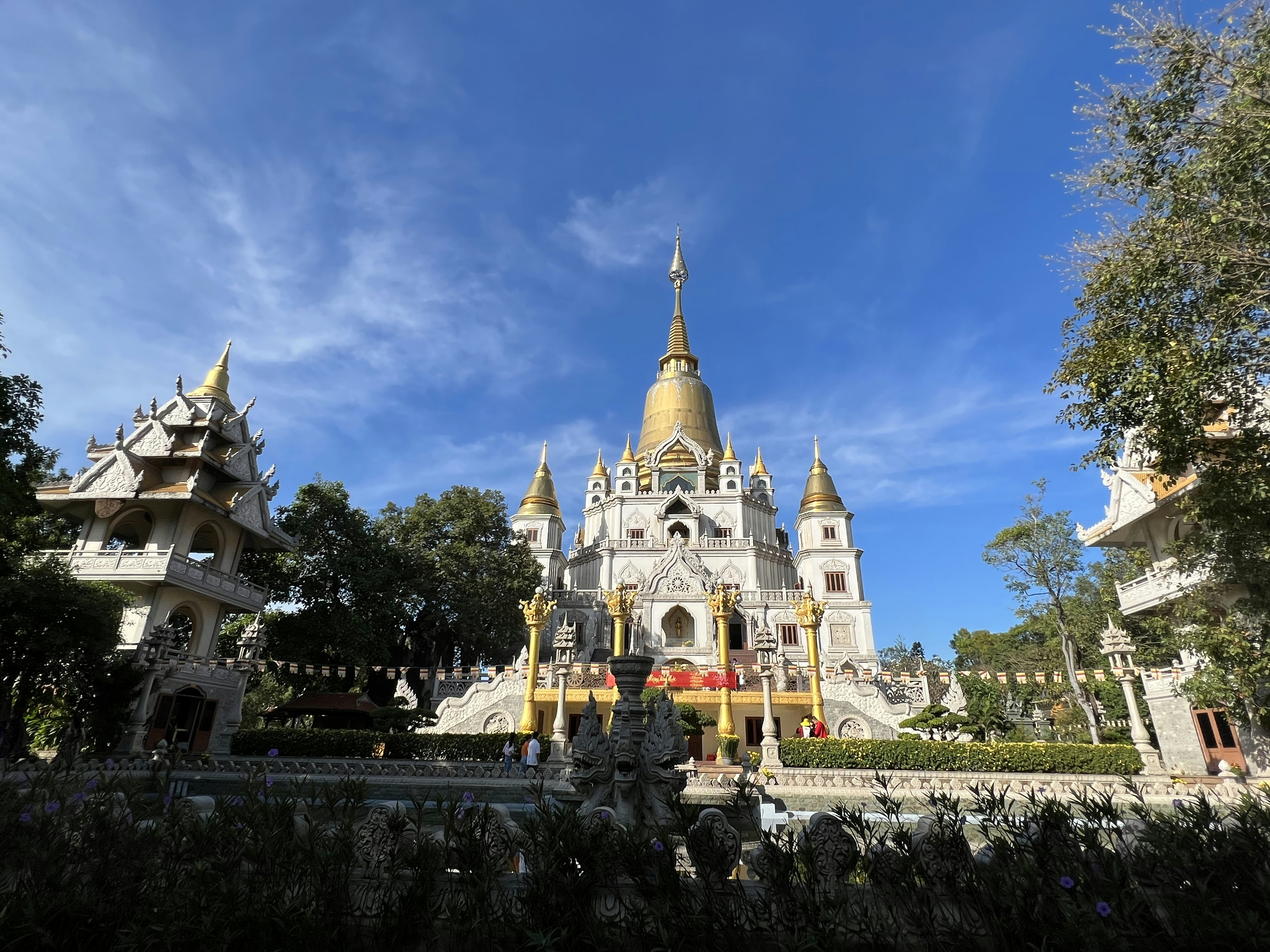 A large white building with a gold spire photo – Free Architecture ...