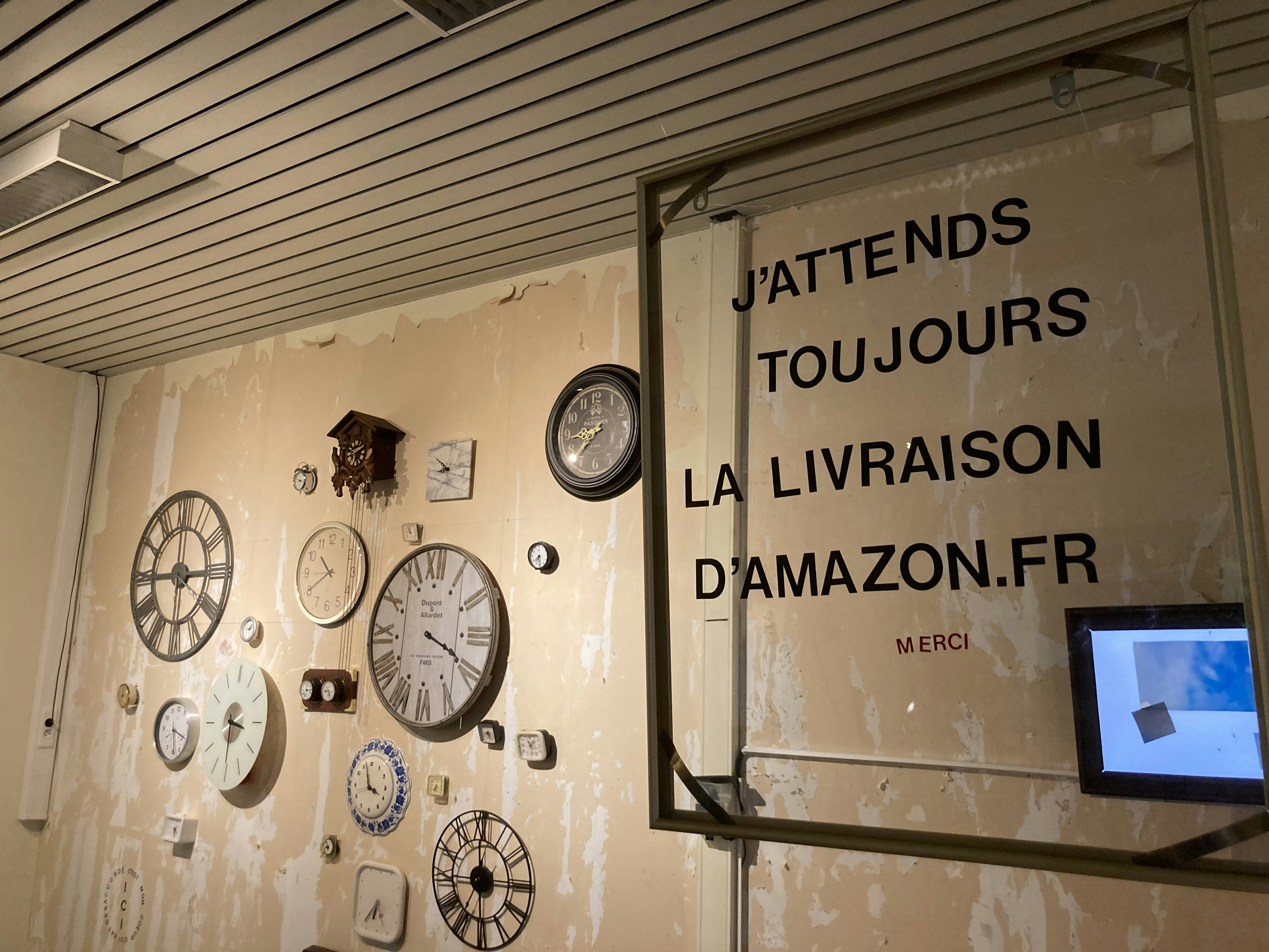 A wall with a bunch of clocks on it photo – Free Building Image on Unsplash