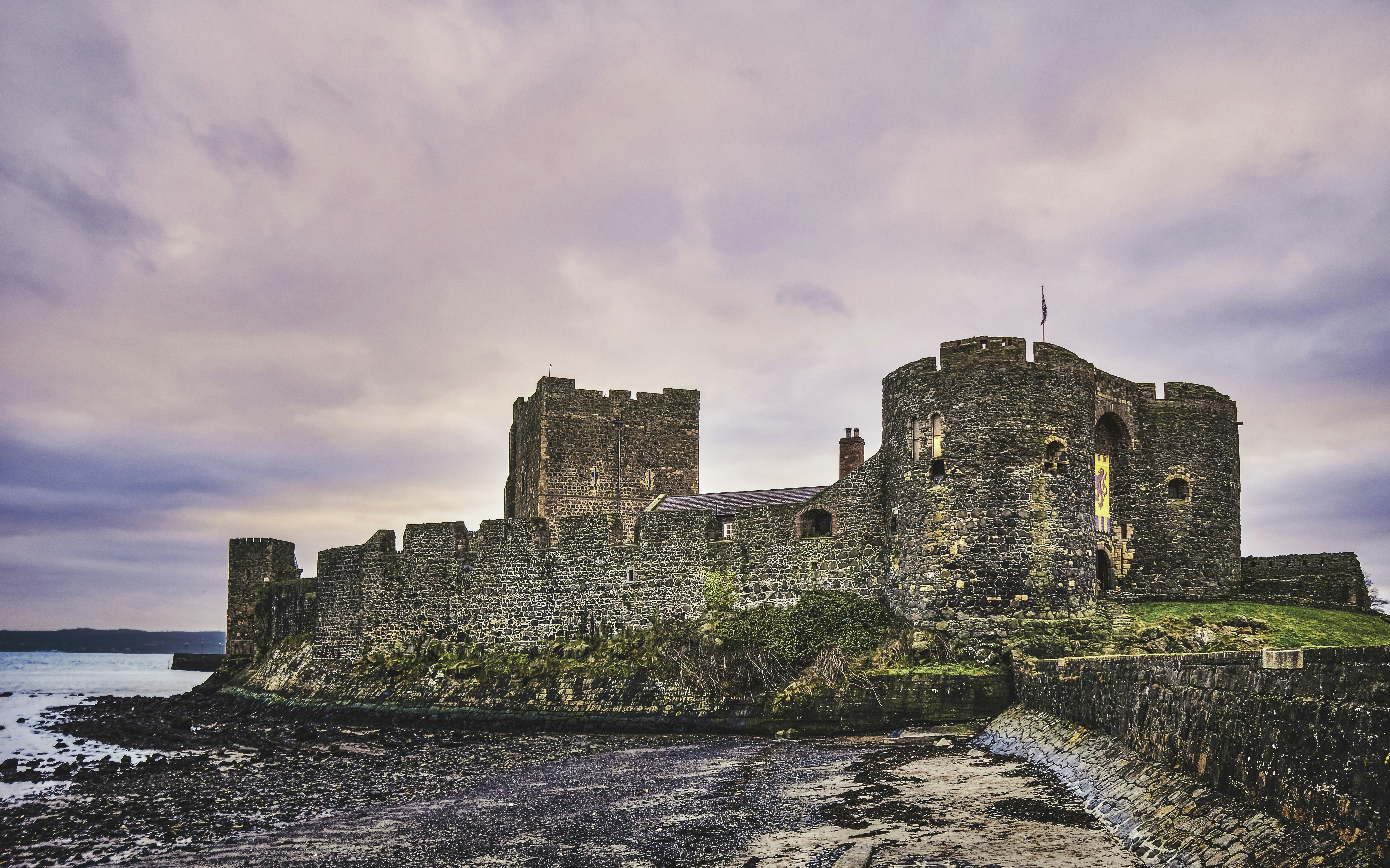 Foto Un castillo sentado en la cima de un acantilado rocoso junto al ...