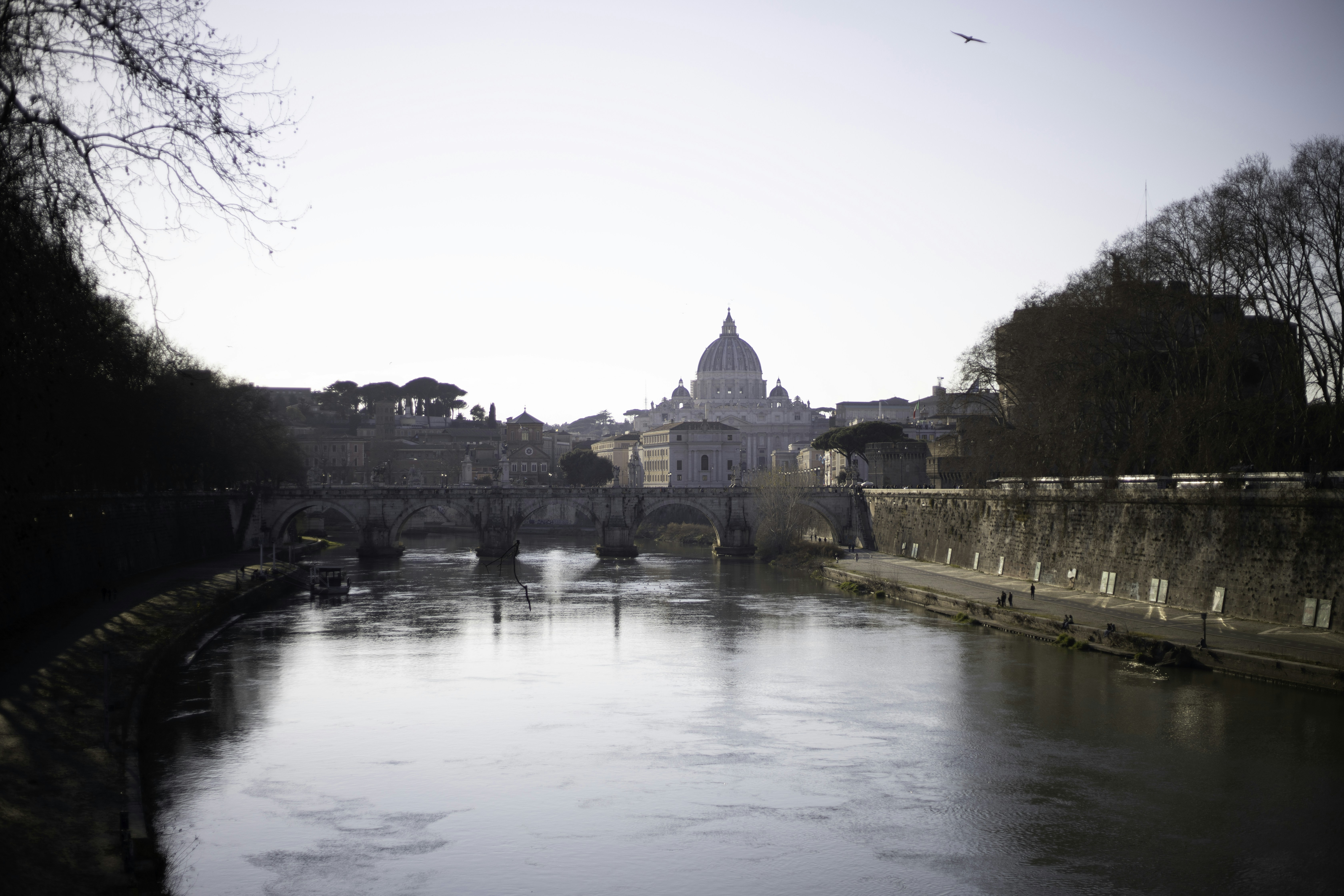 Une rivière qui traverse une ville à côté d’un pont photo – Photo Rome ...