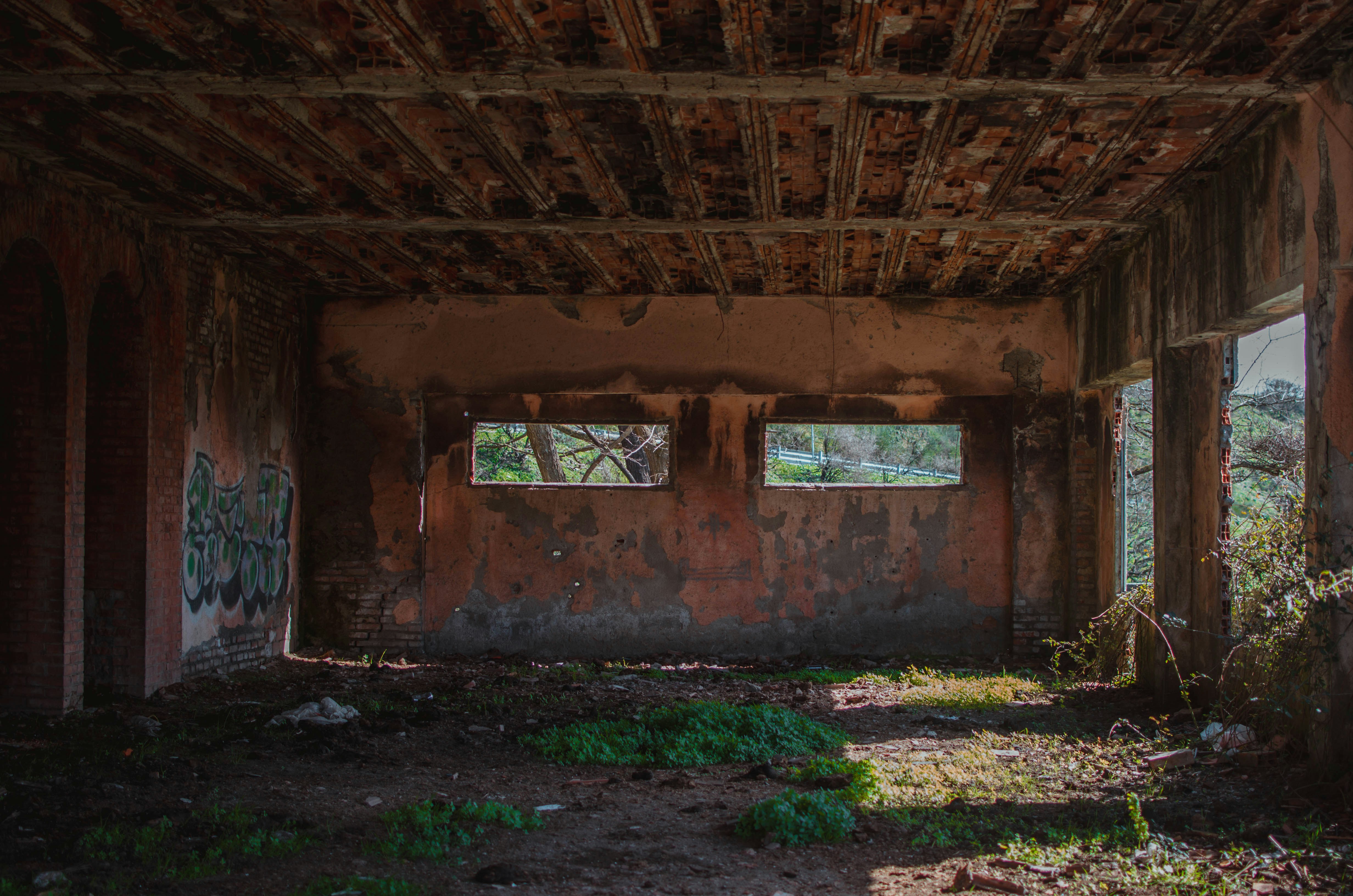 Un bâtiment délabré avec des graffitis sur les murs photo – Photo 녹 ...