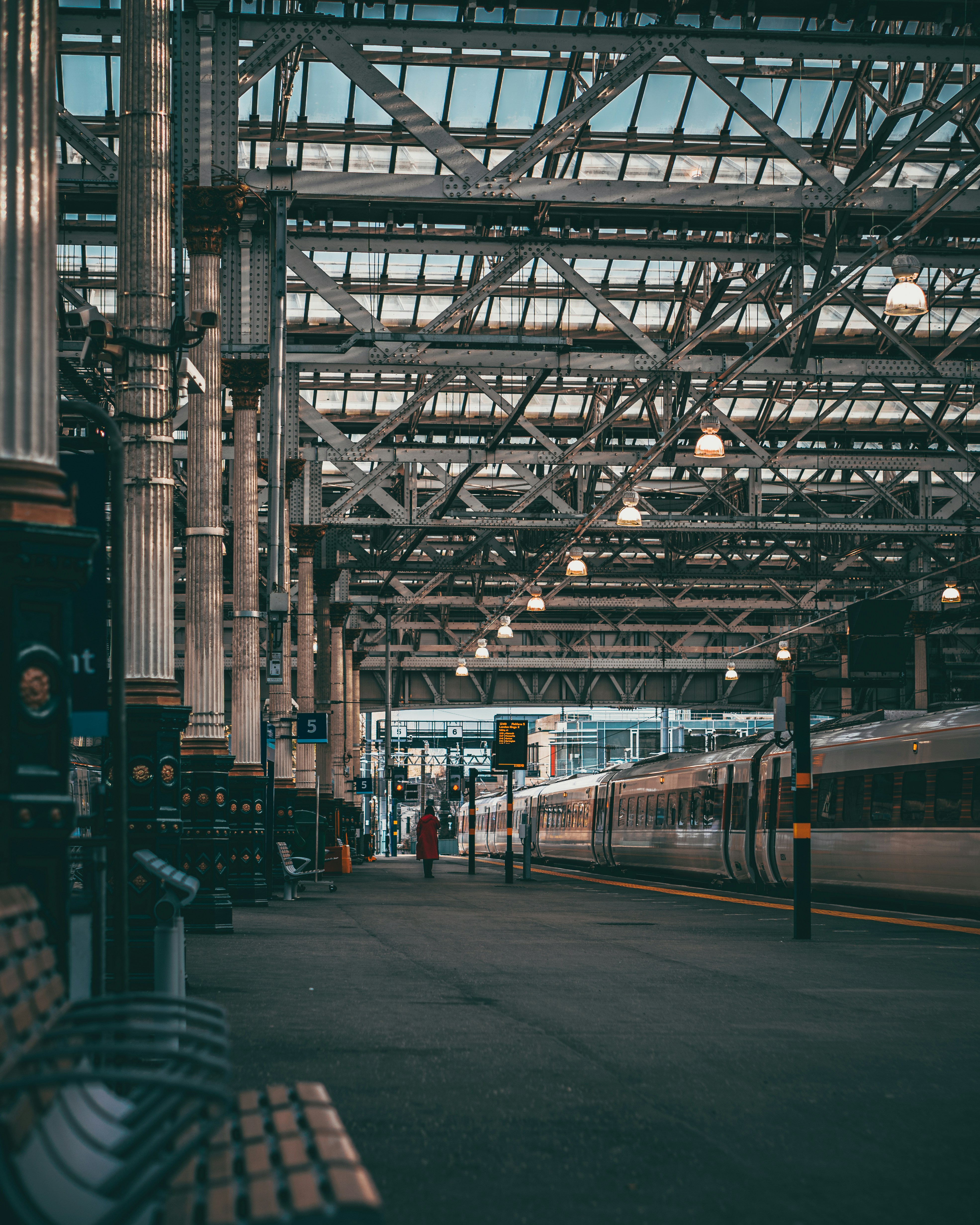 A train pulling into a train station next to a platform photo – Free ...