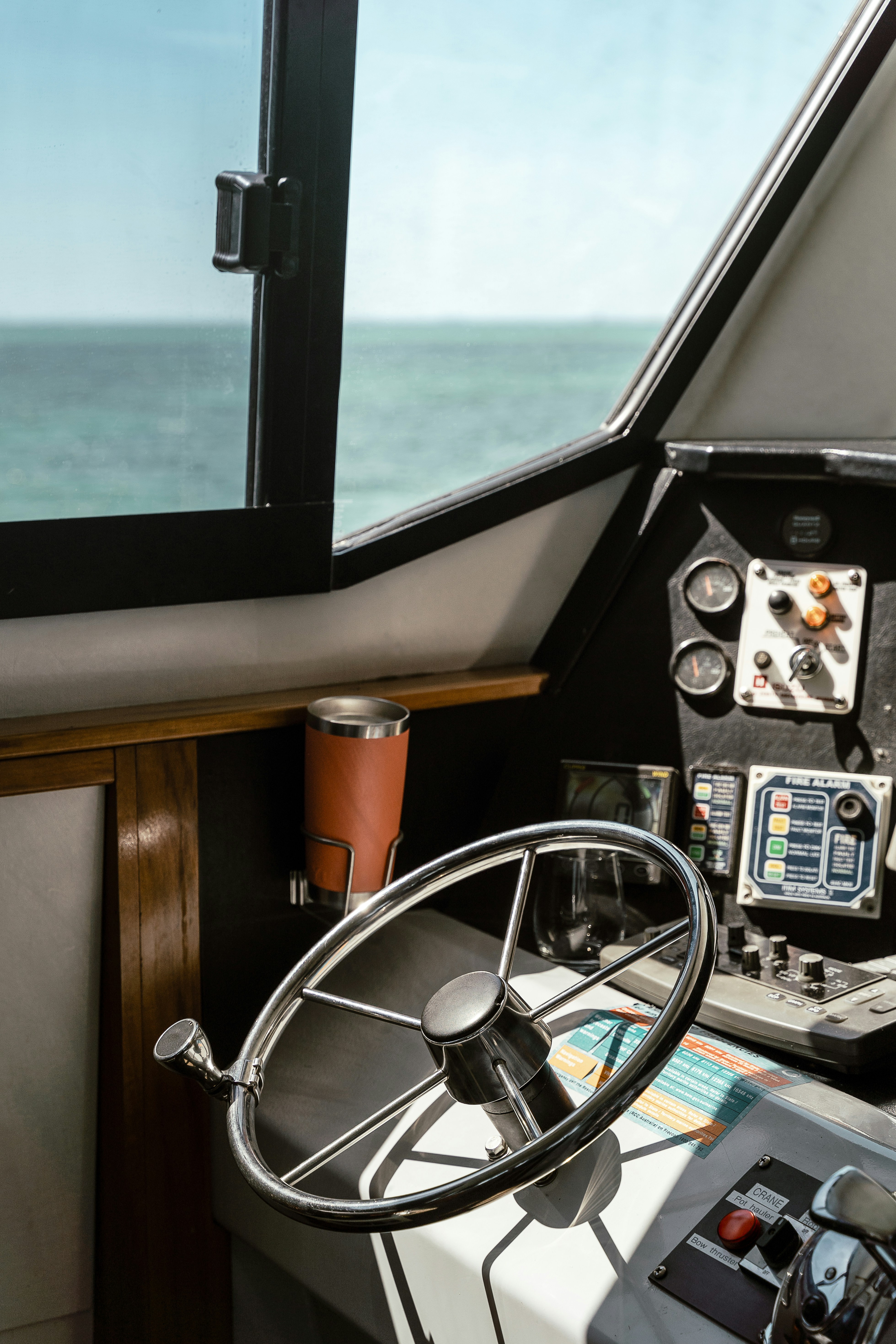 Un volant sur un bateau dans l’eau photo – Photo Chaise Gratuite sur ...