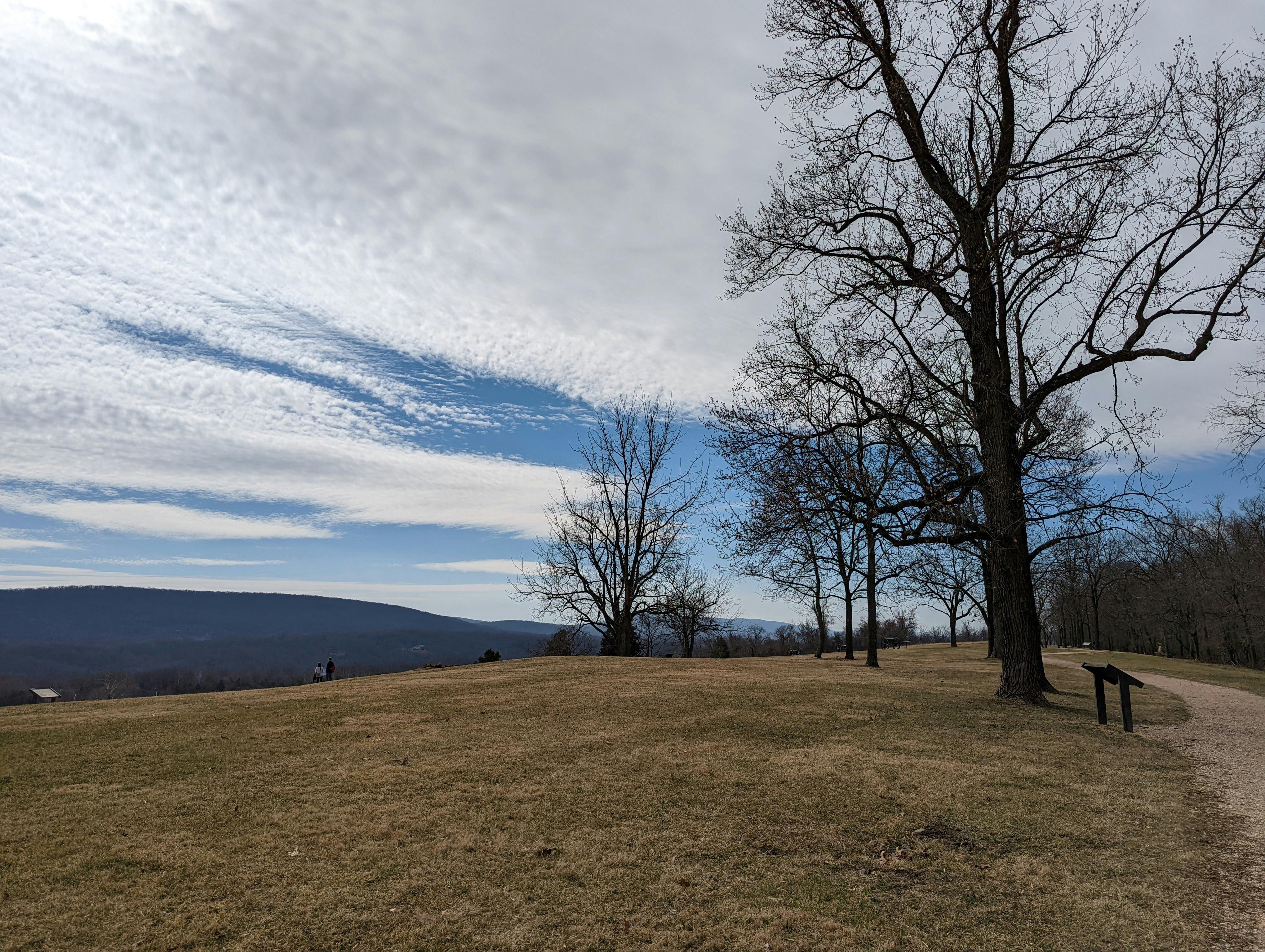 草原の上に座るベンチの写真 – Unsplashのアウトドアの無料画像