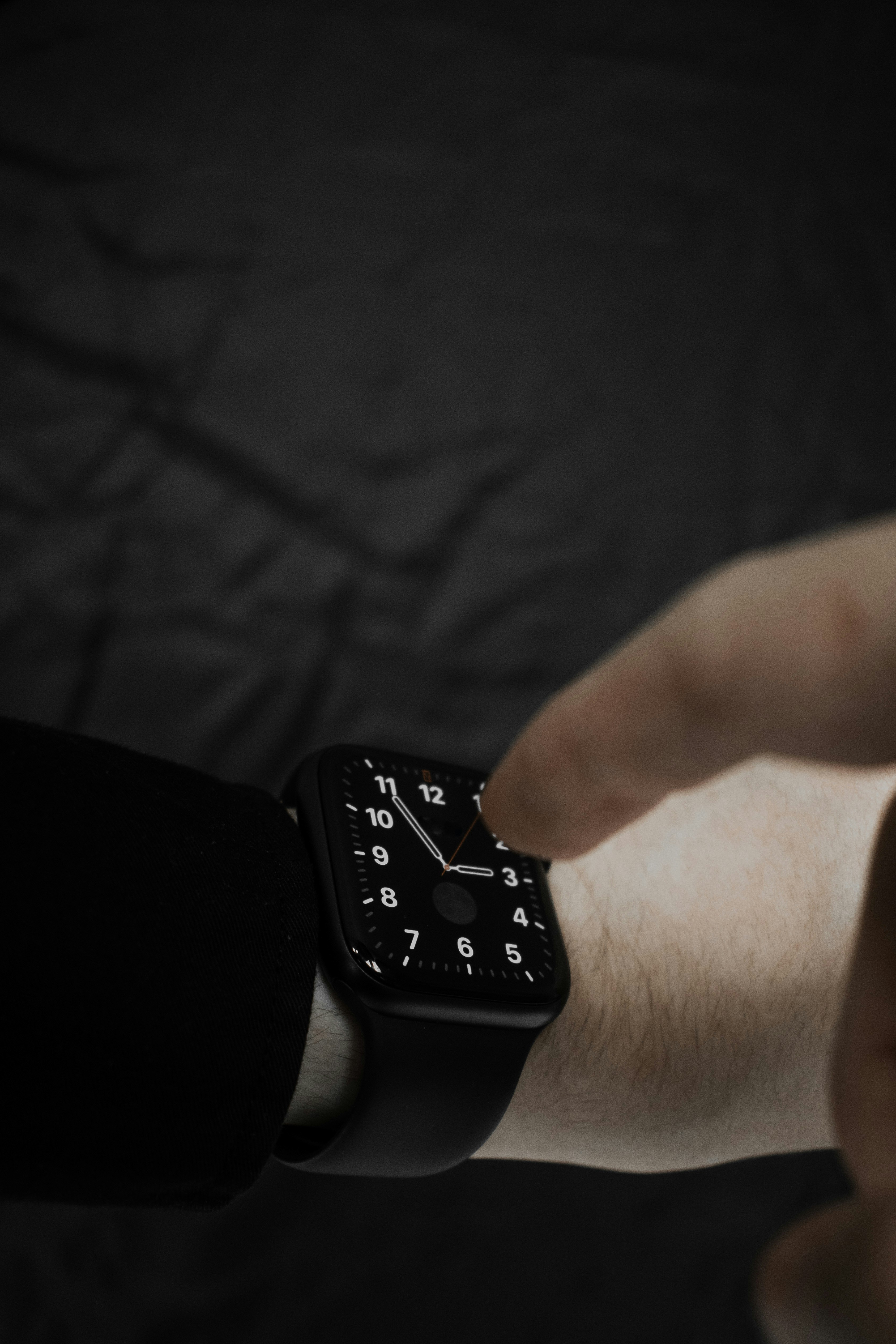 A person wearing a watch on their wrist photo – Free Apple wallpaper ...