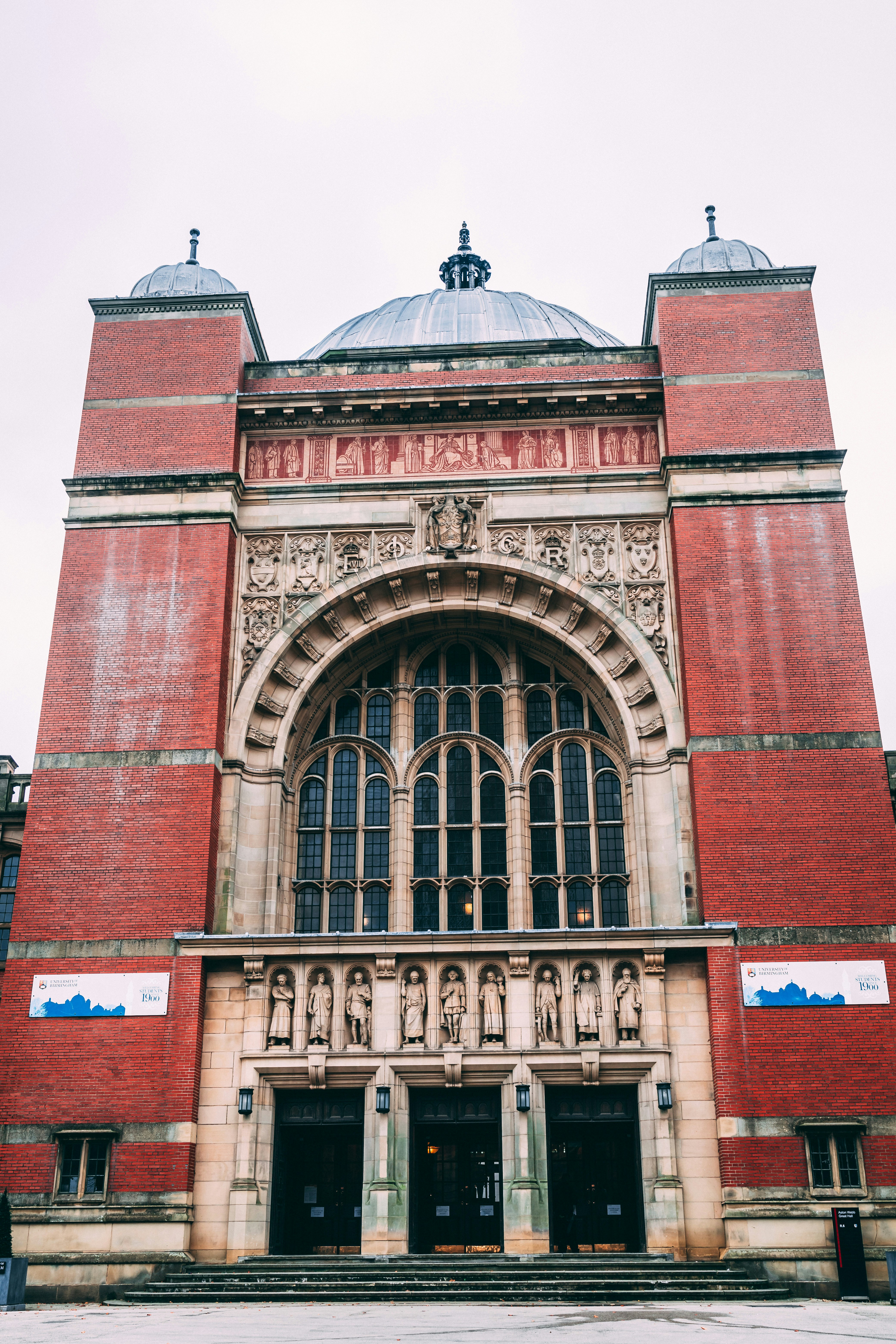 Un grand bâtiment en briques rouges avec une tour de l’horloge photo ...