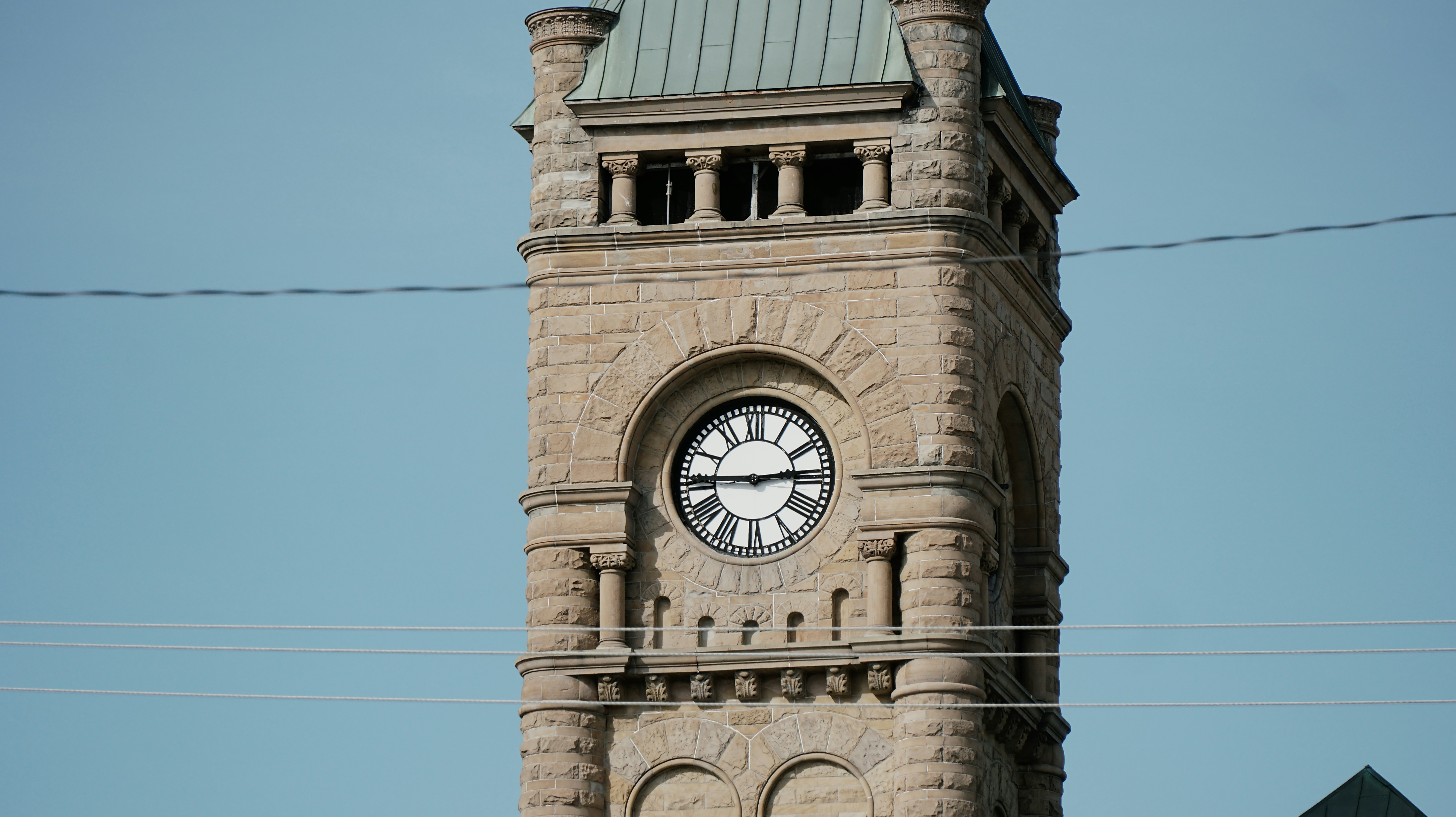 Una torre de reloj alta con un reloj en cada uno de sus lados foto ...