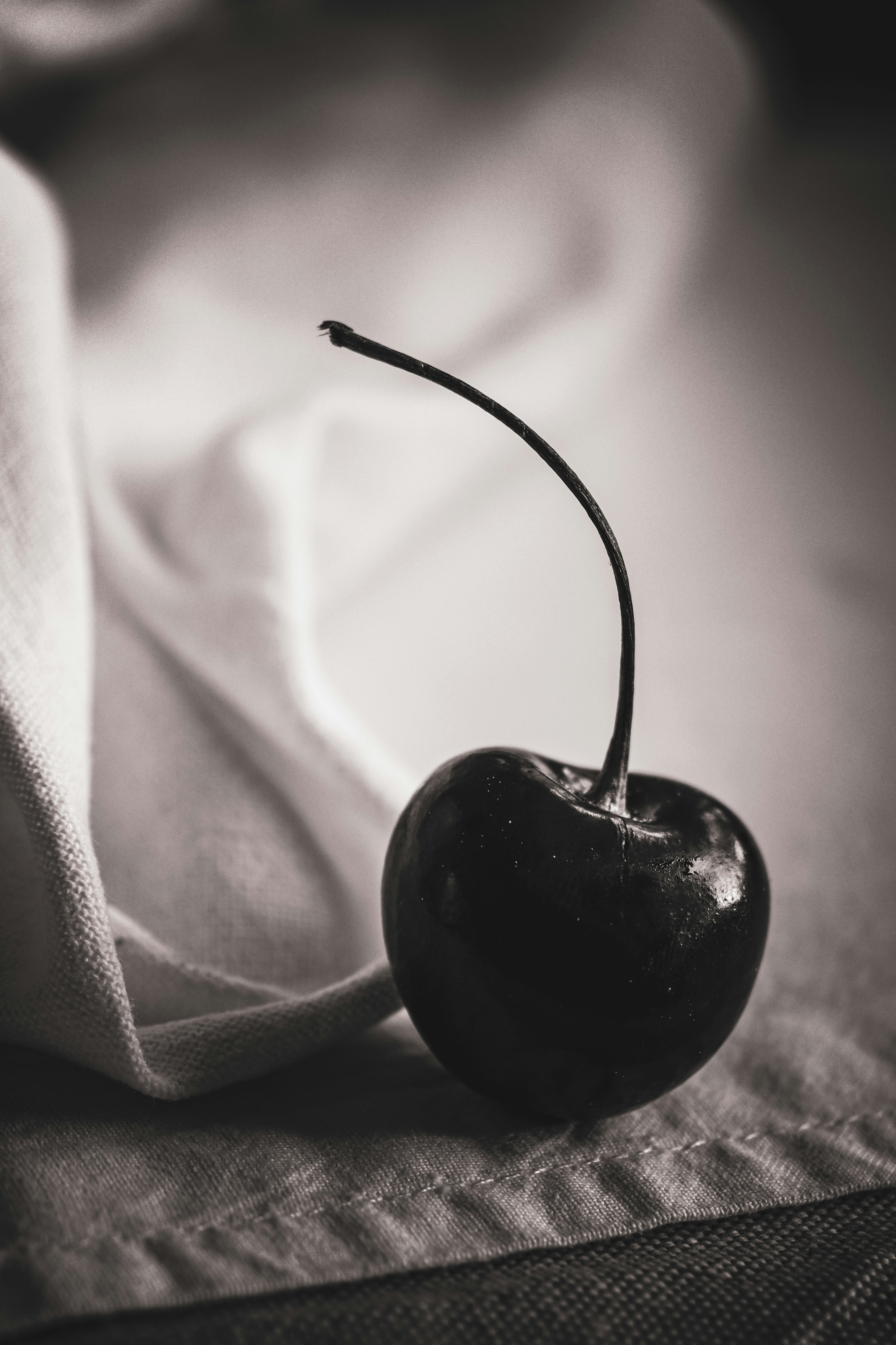 Une photo en noir et blanc d’une cerise photo – Photo Gris Gratuite sur ...