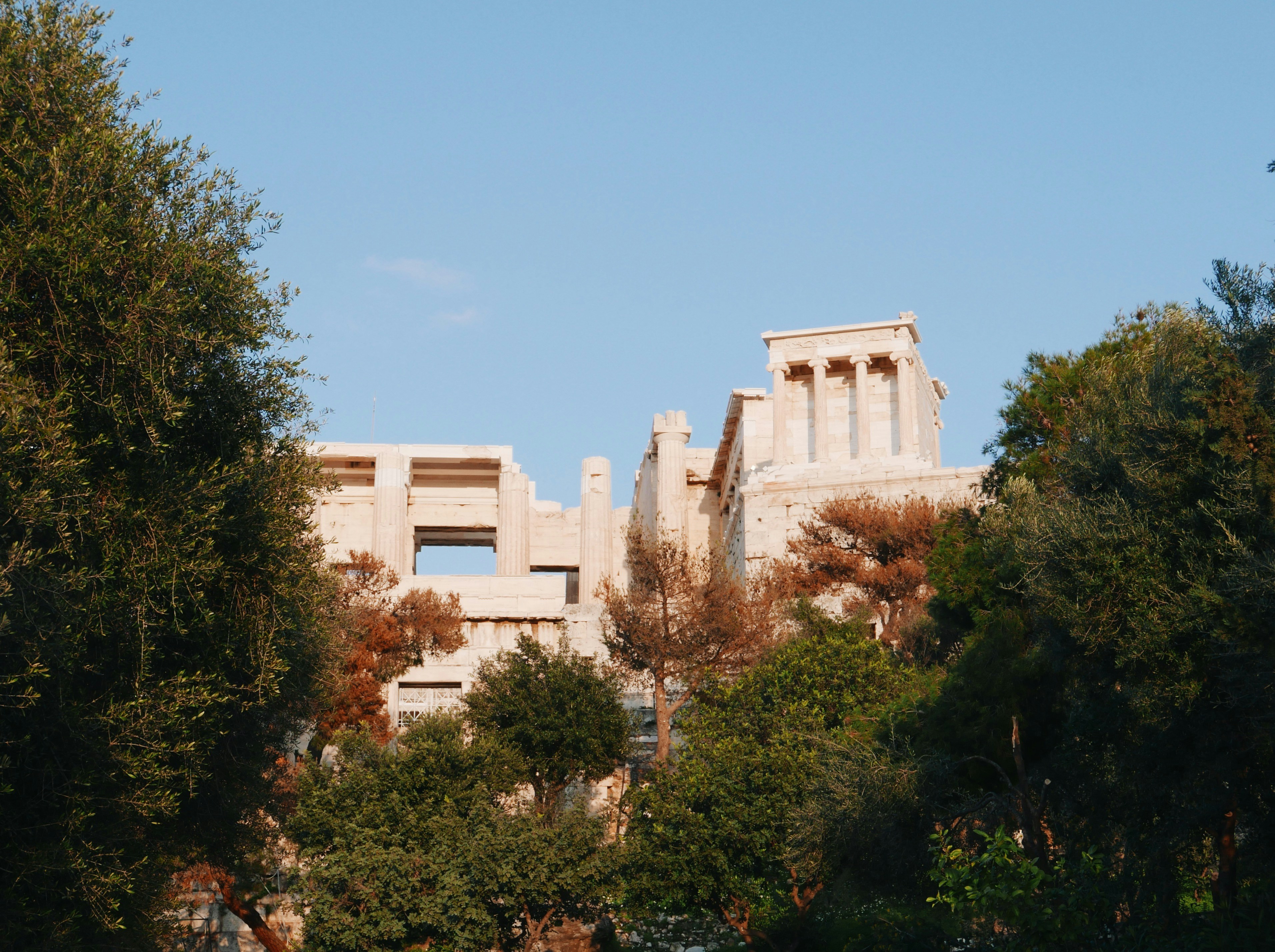 A large building sitting on top of a lush green hillside photo – Free ...