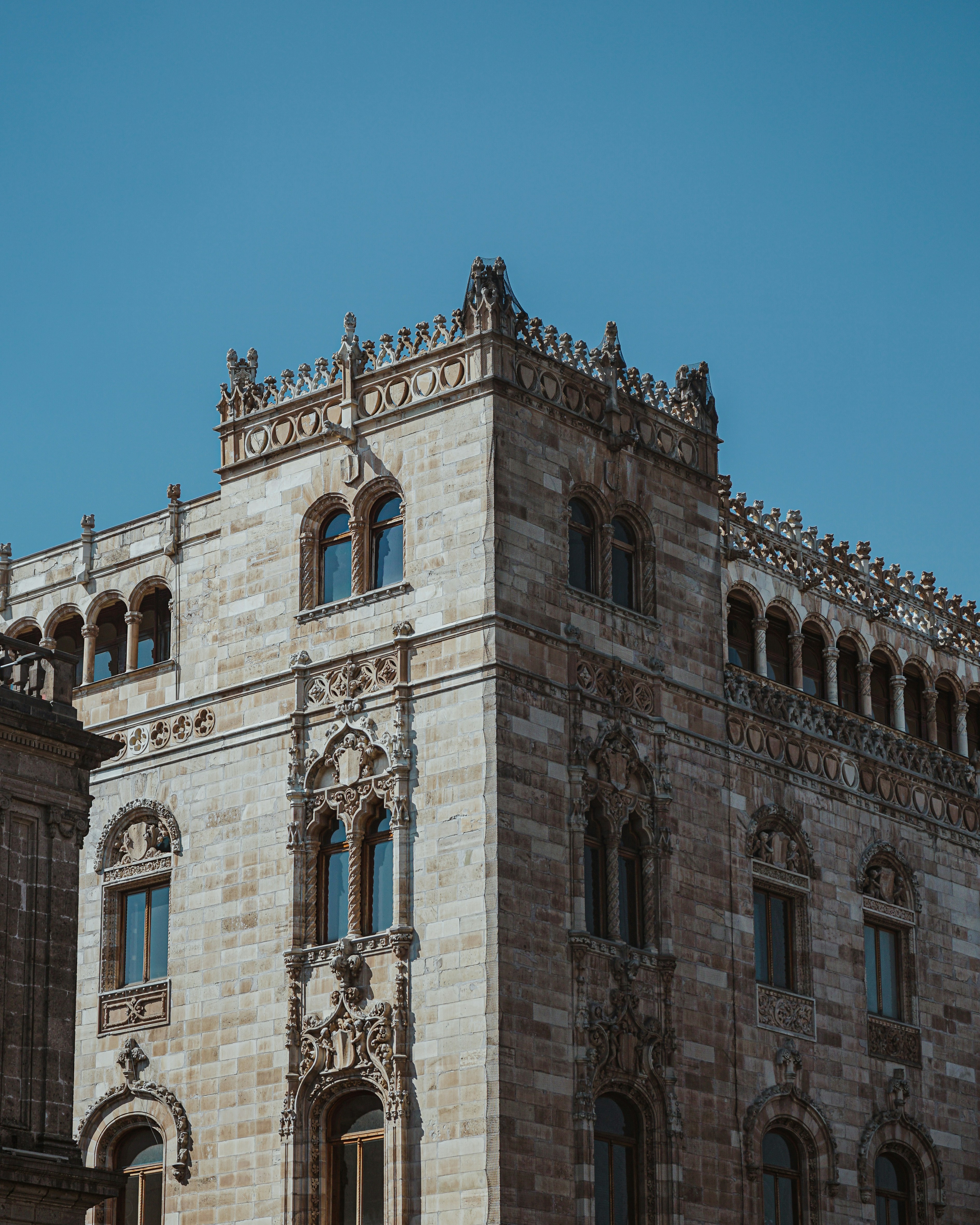 Foto Sebuah gedung tinggi dengan jam di depannya – Gambar Kastil Gratis ...
