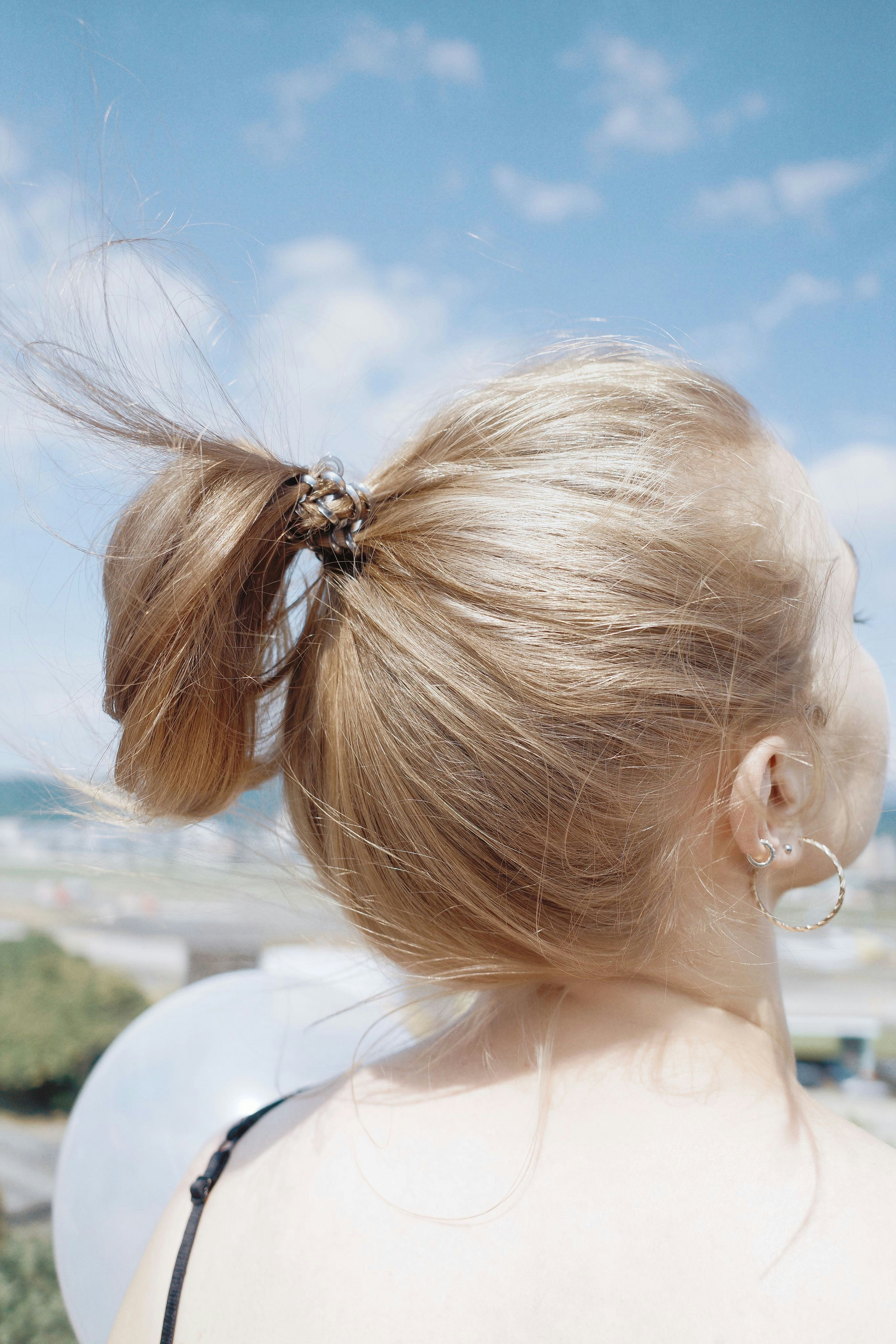 Foto Una mujer con el pelo en un moño – Imagen Fotografía de retrato ...