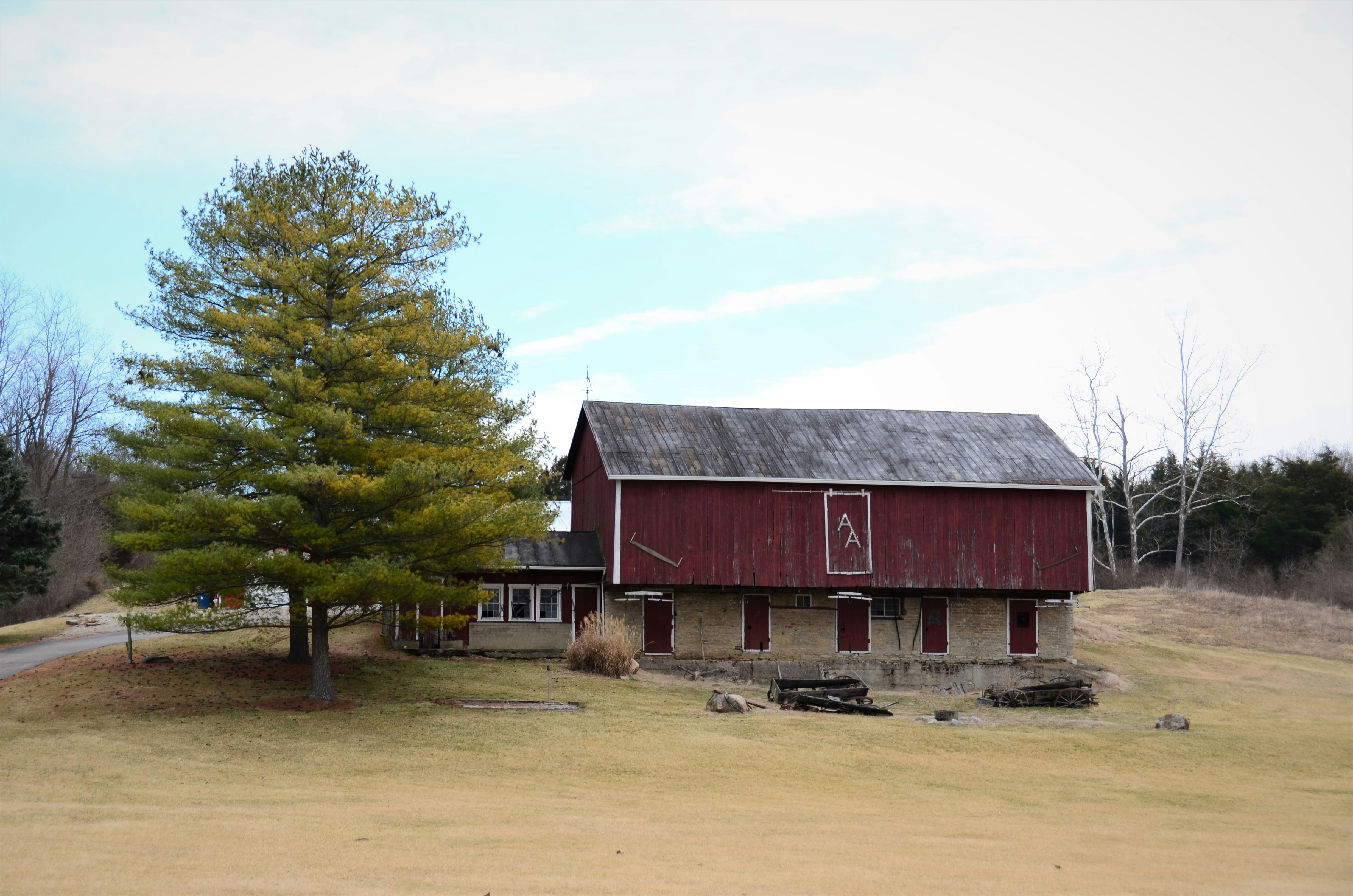 A red barn sitting on top of a dry grass field photo – Free Nature ...