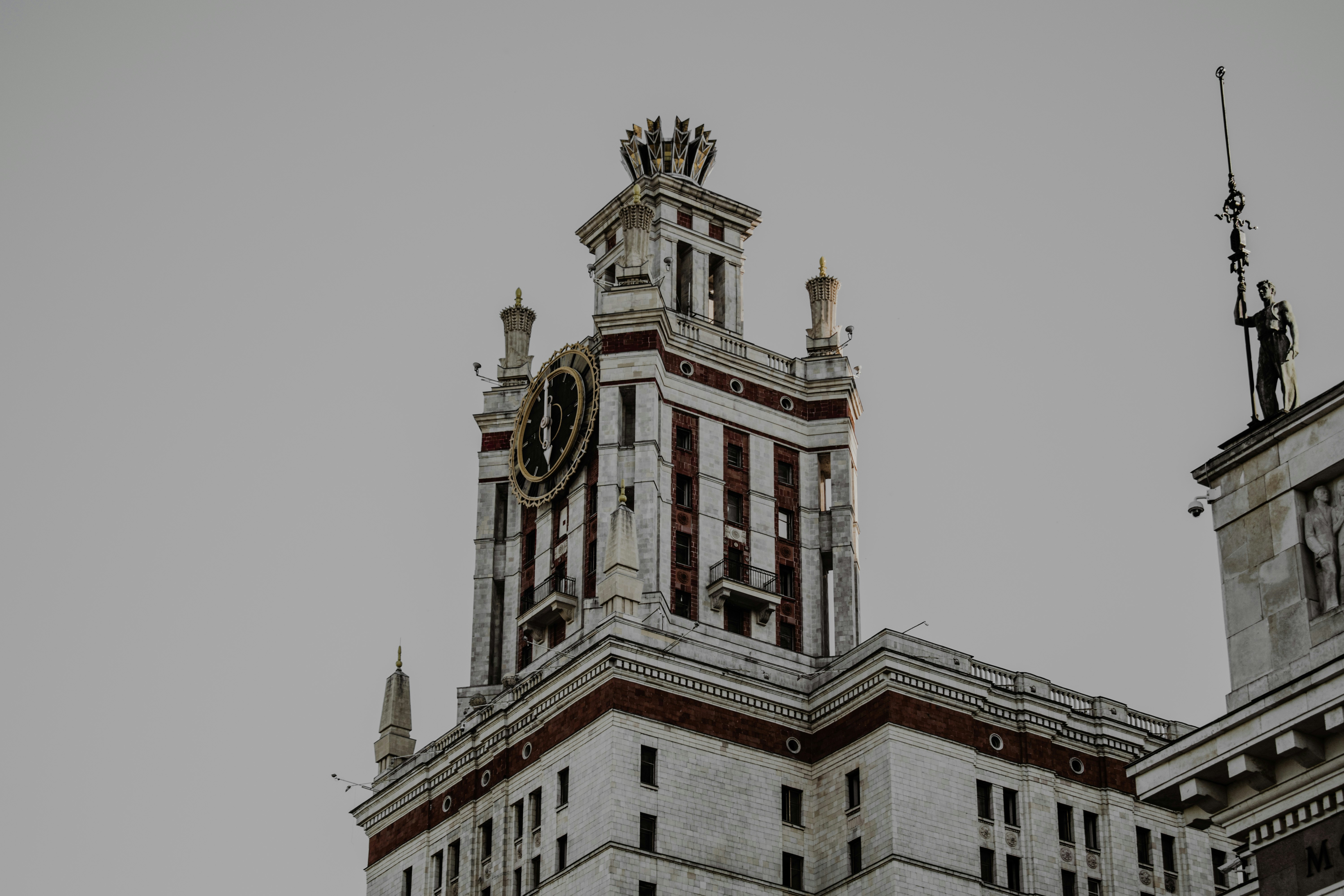 Foto Una gran torre alta con un reloj en la parte superior de un edificio – Imagen Gris gratis ...