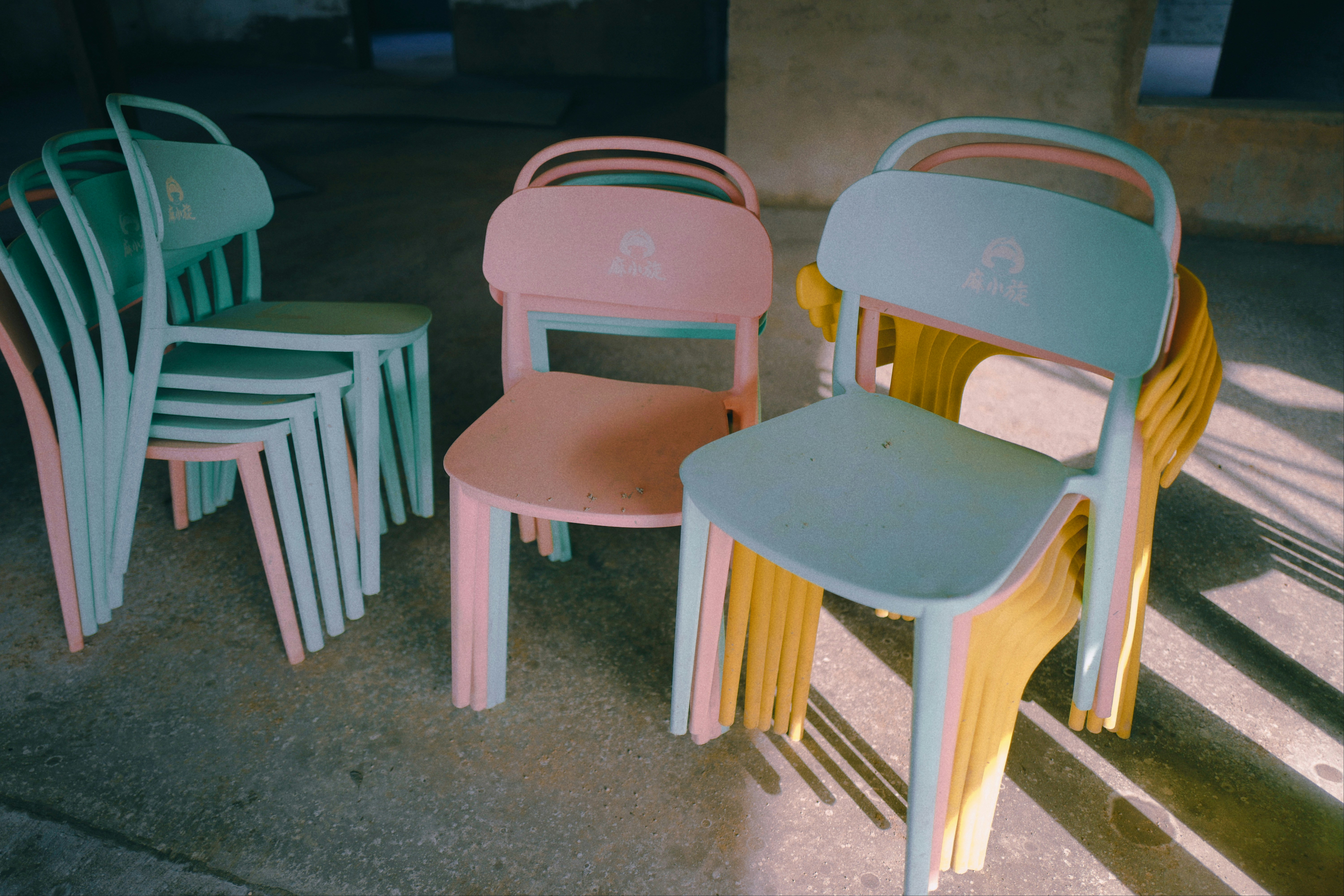 A group of chairs sitting next to each other photo – Free Furniture ...