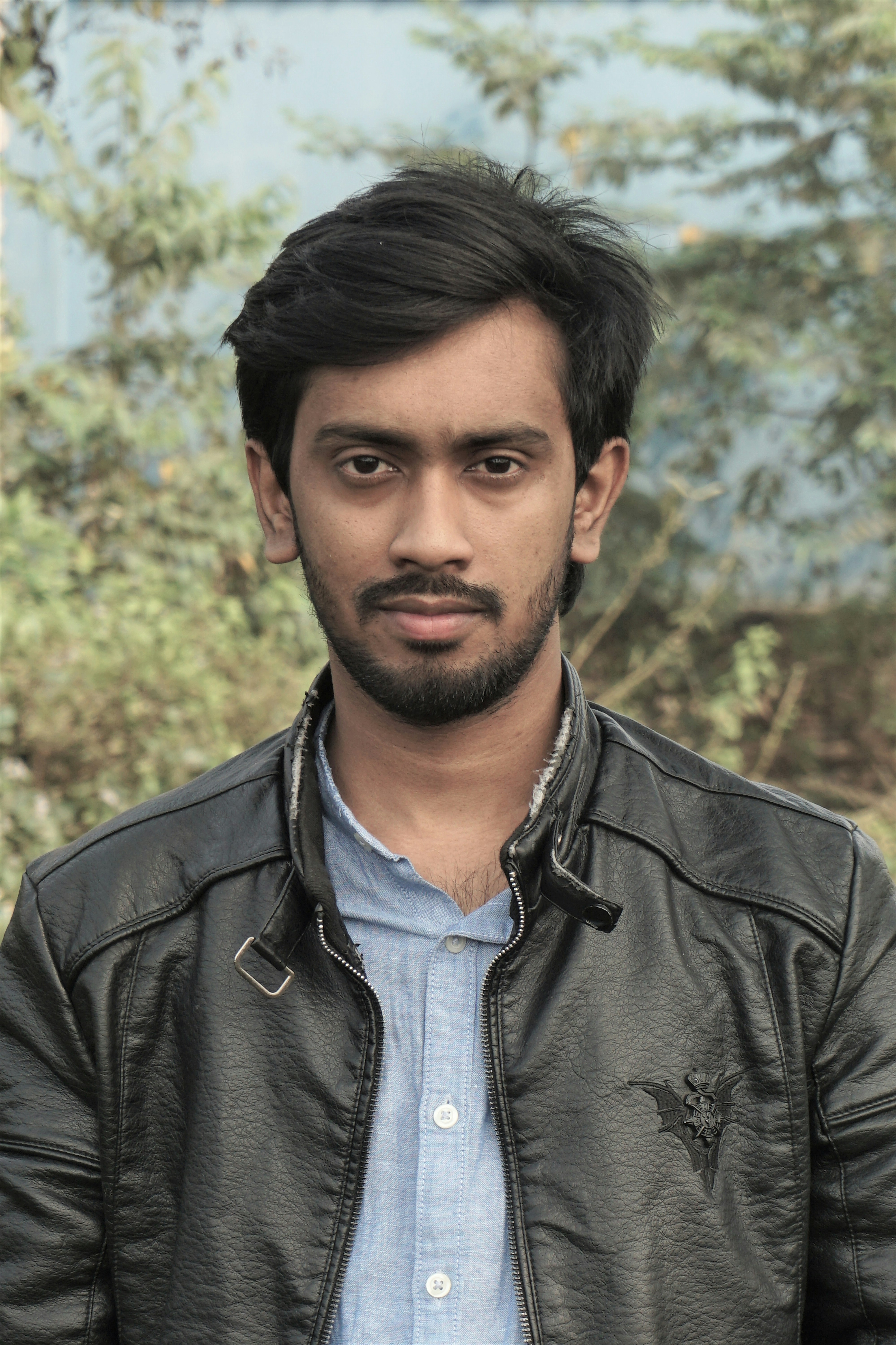 Foto Un hombre con barba y una chaqueta de cuero – Imagen Bangladesh ...
