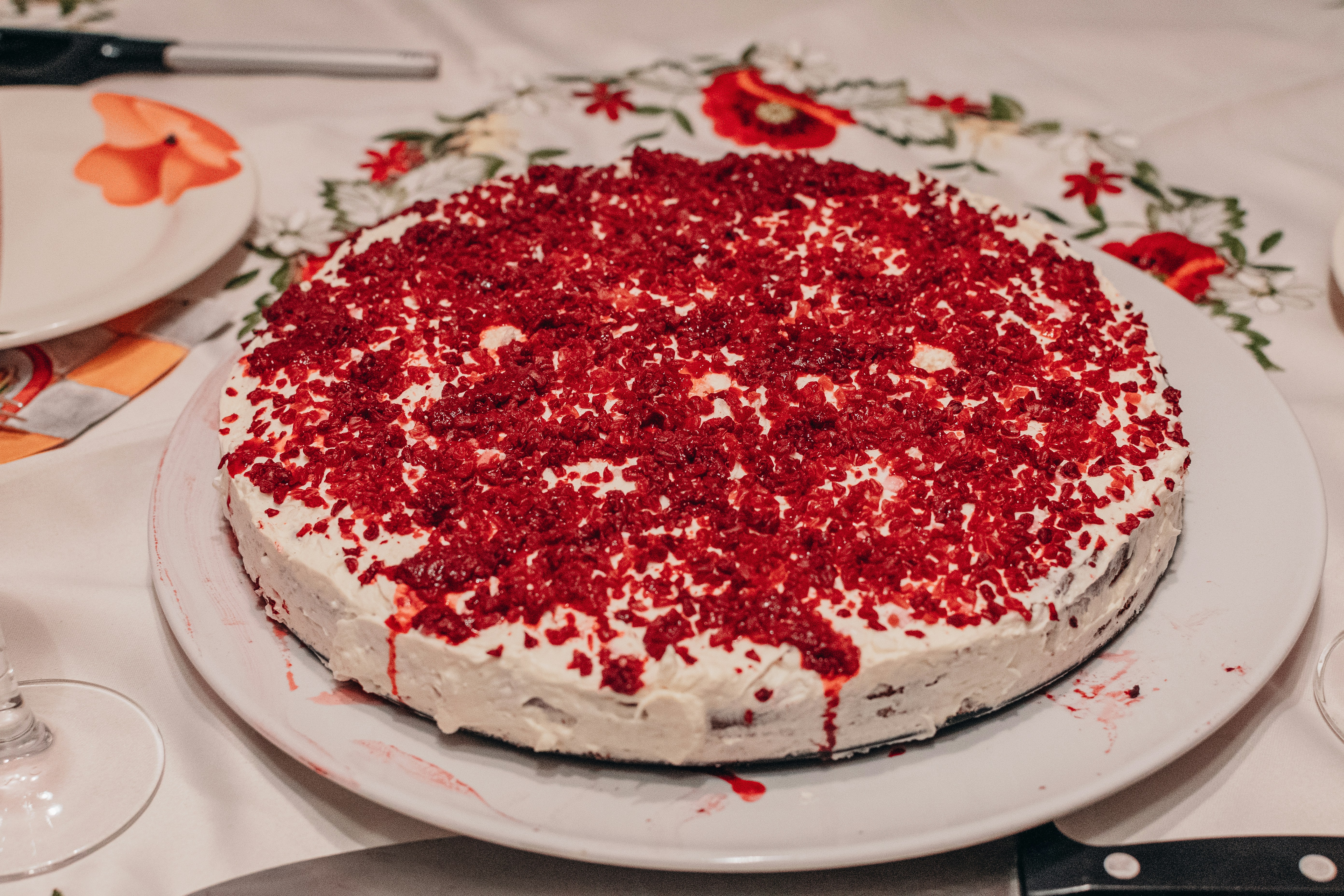 Un gâteau avec un glaçage blanc et des paillettes rouges photo – Image ...