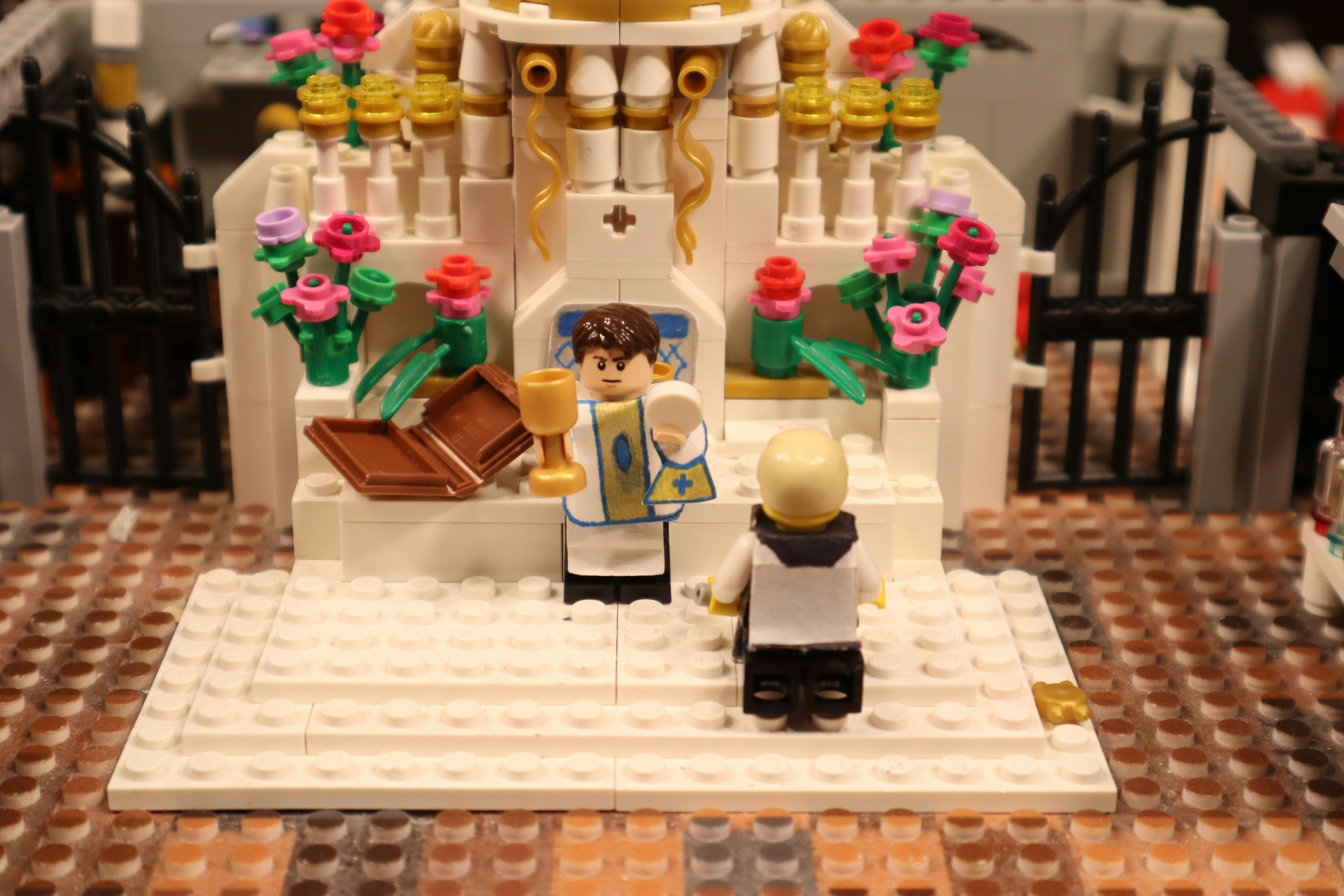 Foto Un castillo de Lego con un hombre y una mujer parados frente a él ...