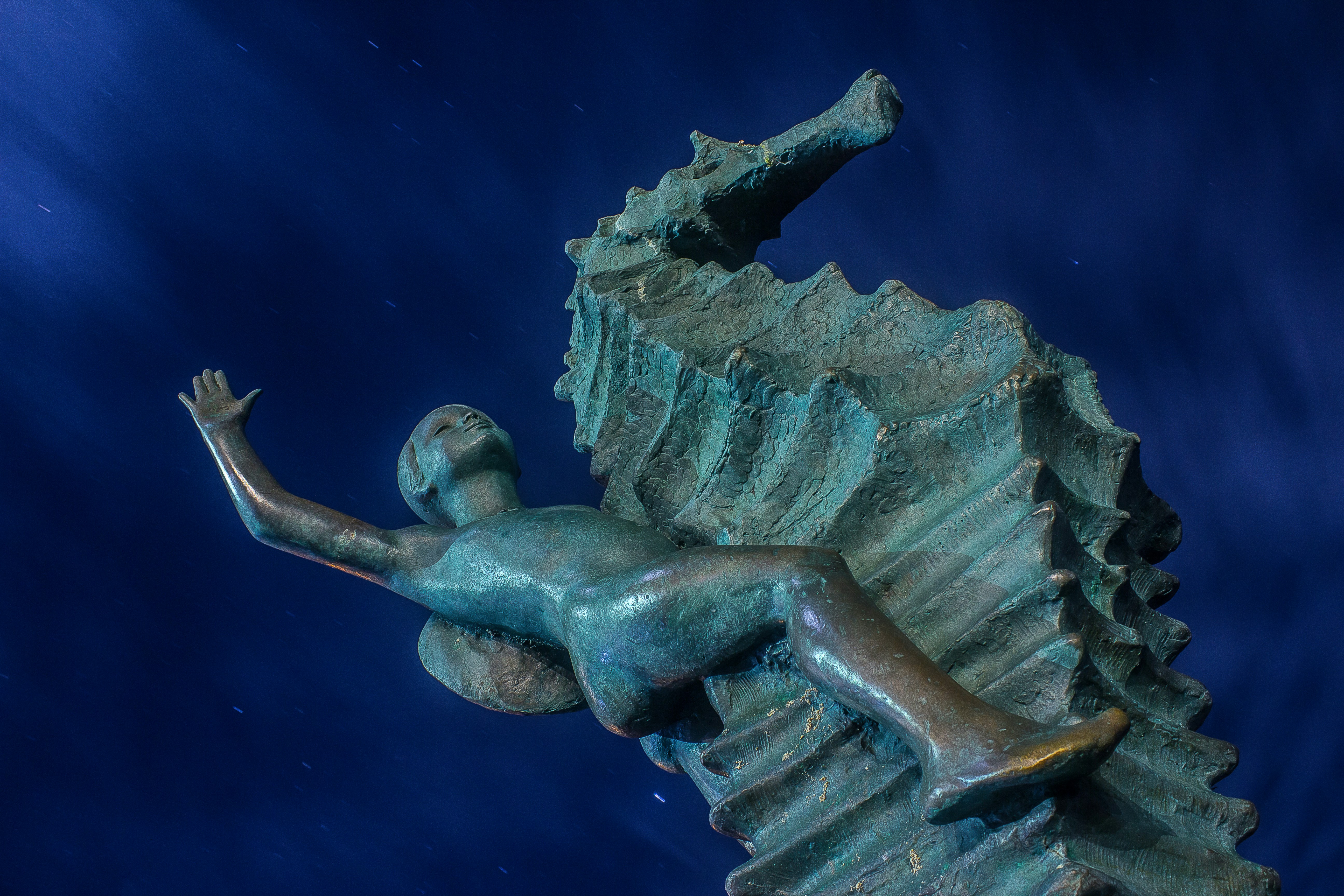 Aerial Diver: Bronze Figure Anchored in Oceanic Deep