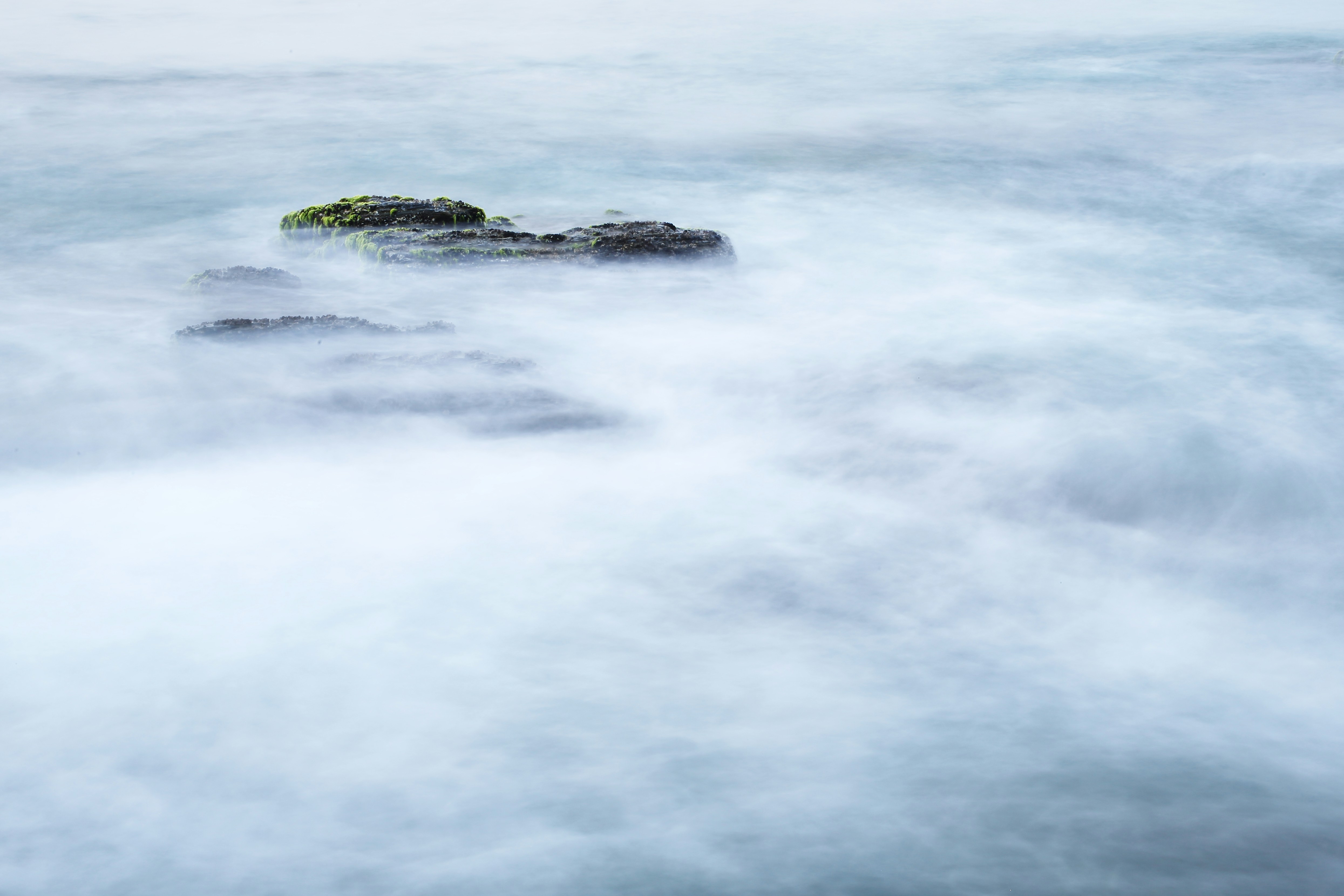 Un rocher au milieu d’un plan d’eau photo – Photo Bleu Gratuite sur ...