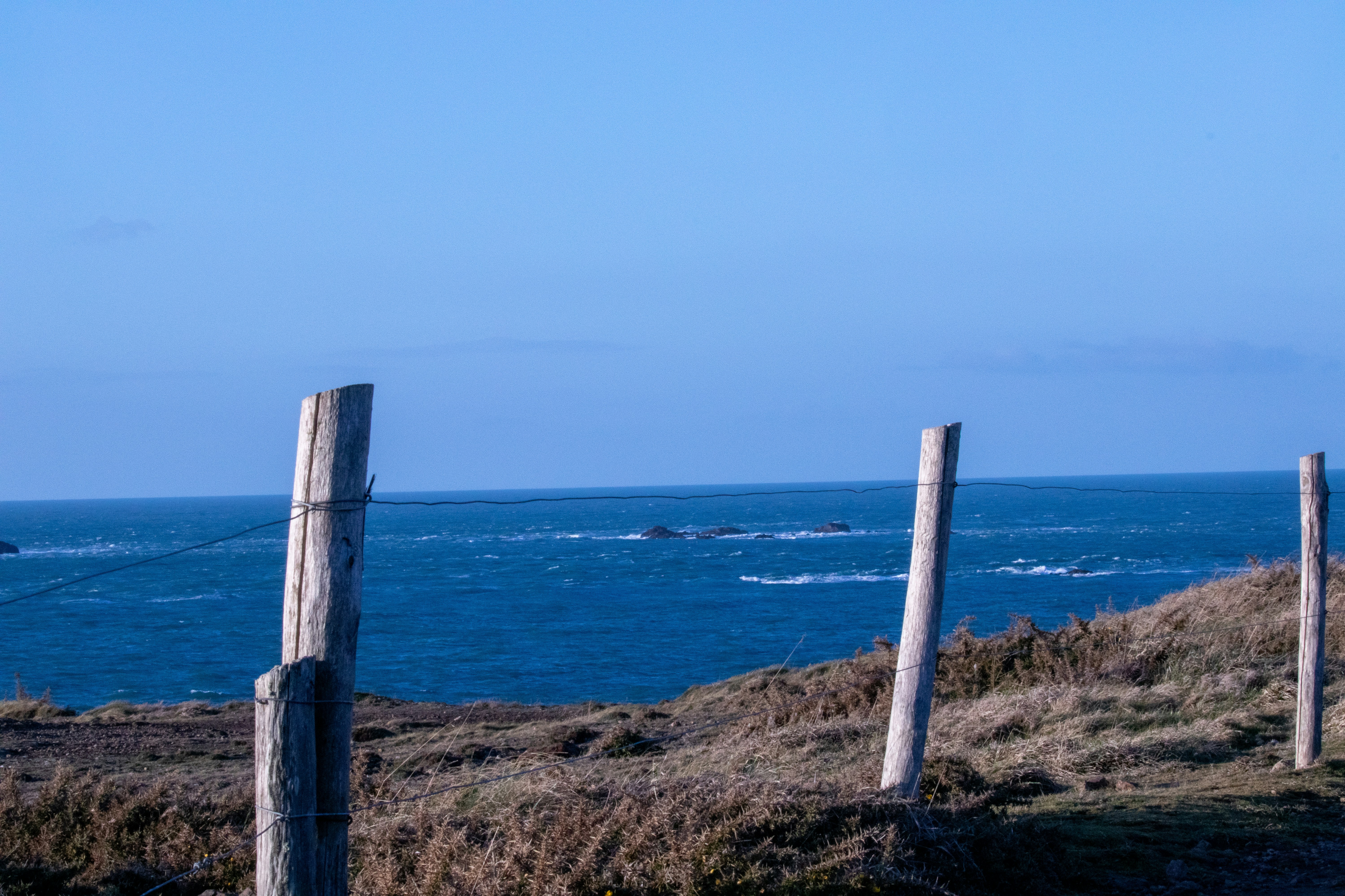 Une vue d’un plan d’eau depuis une colline photo – Photo Saint malo ...