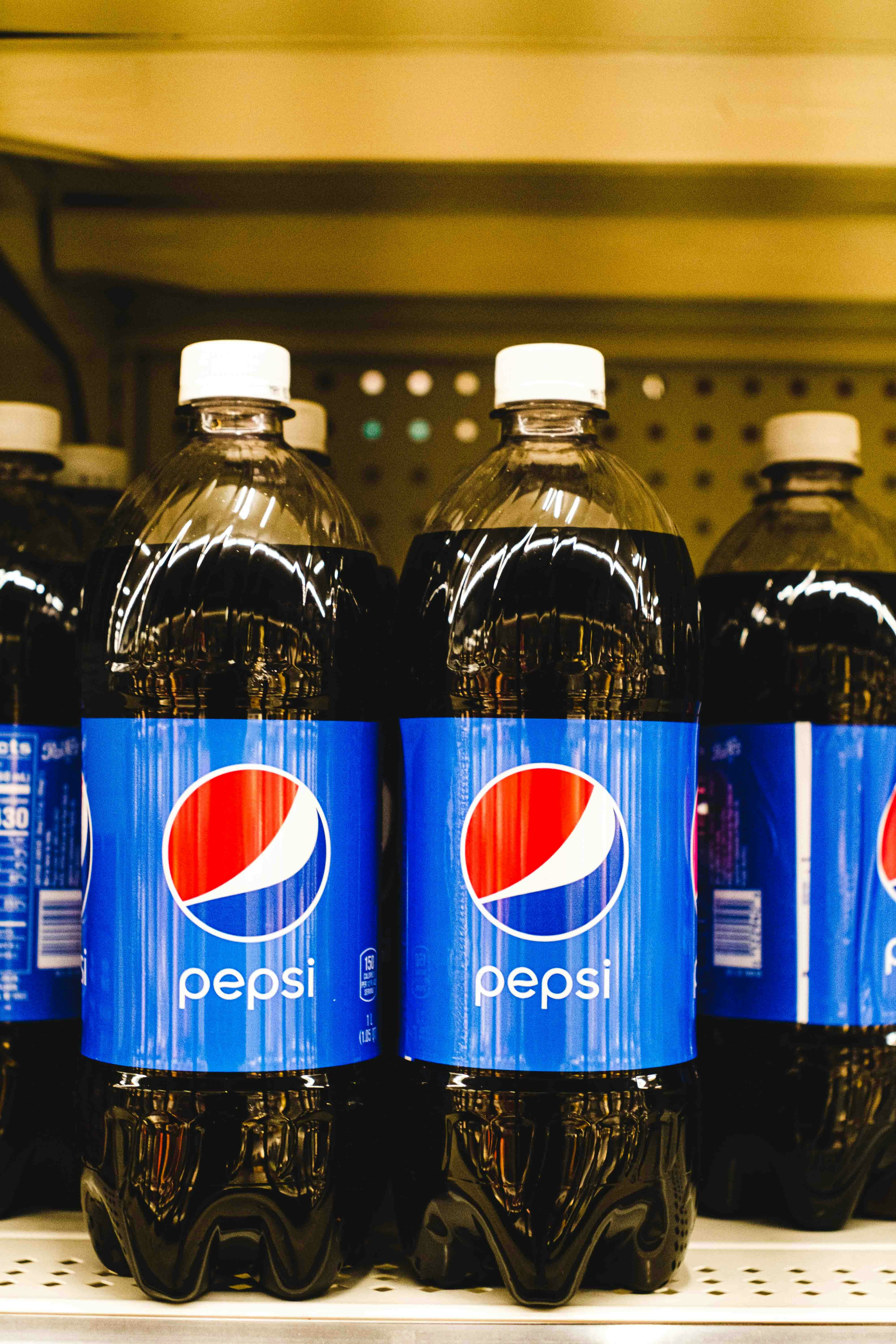 Foto Botellas de refrescos Pepsi en un estante de una tienda – Imagen ...